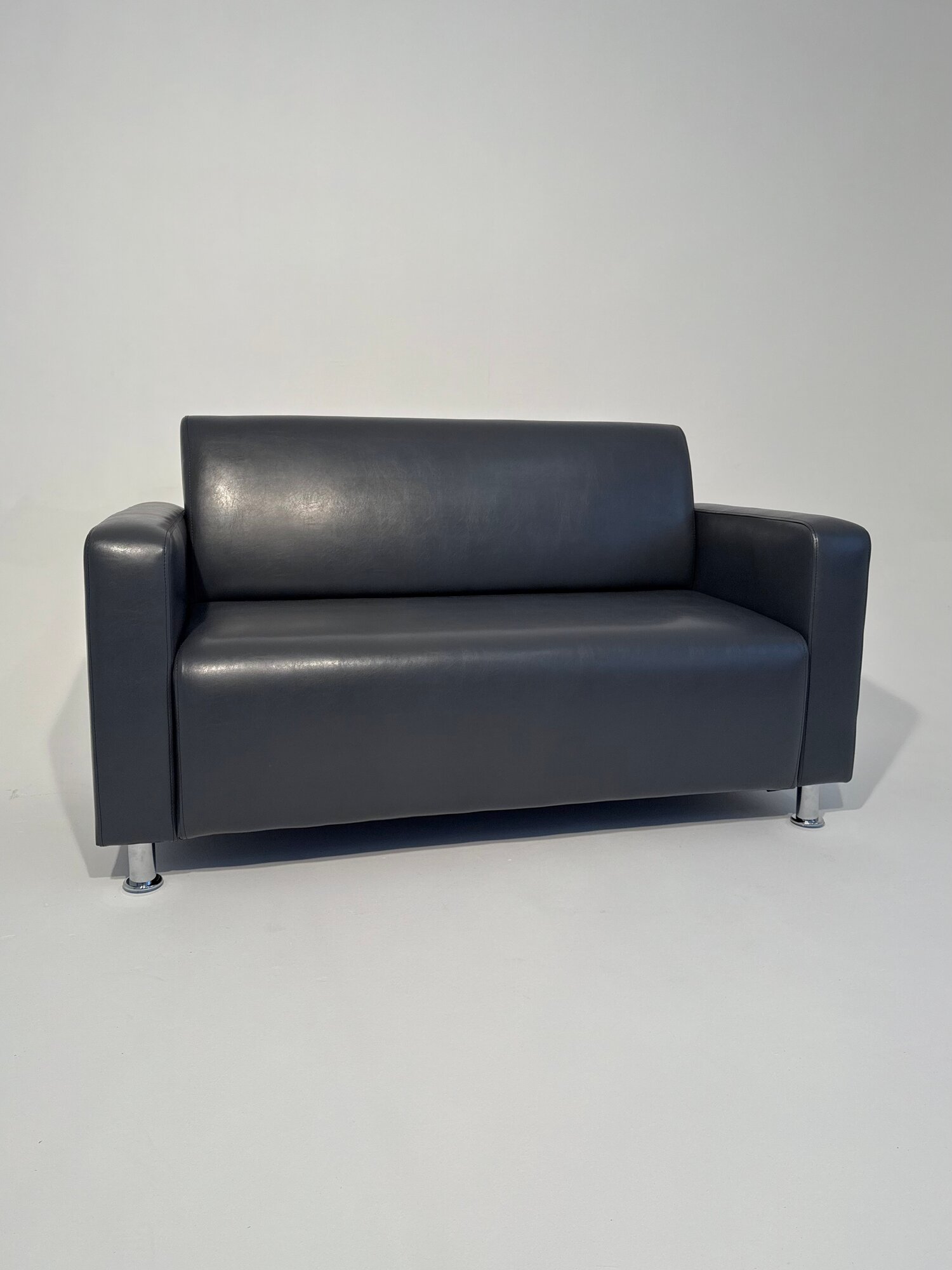 Диван офисный Платинум, механизм Нераскладной, 146х67х82 см, темно-серый глянцевый