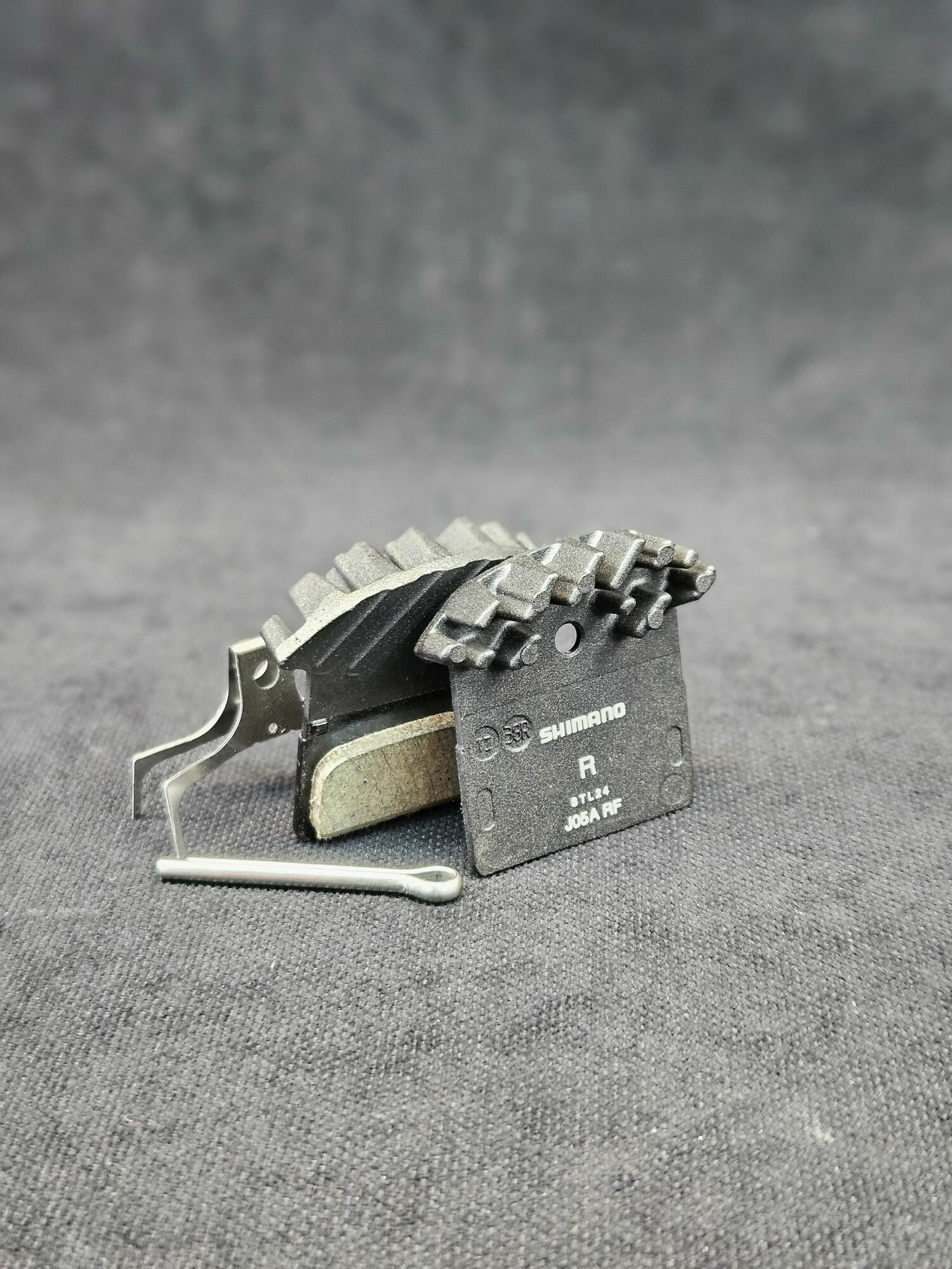 Колодки для дисковых тормозов Shimano J05A-RF (Deore / SLX / XTR), J-type, с радиаторами, органические (resin), подложка из алюминиевого сплава