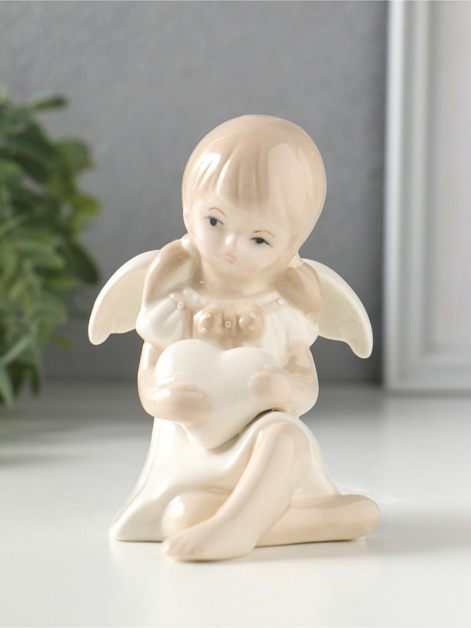 Фигурка керамика "Девочка-ангел в платьице с бантиком, держит сердце", 8.8x7.5x10.3 см