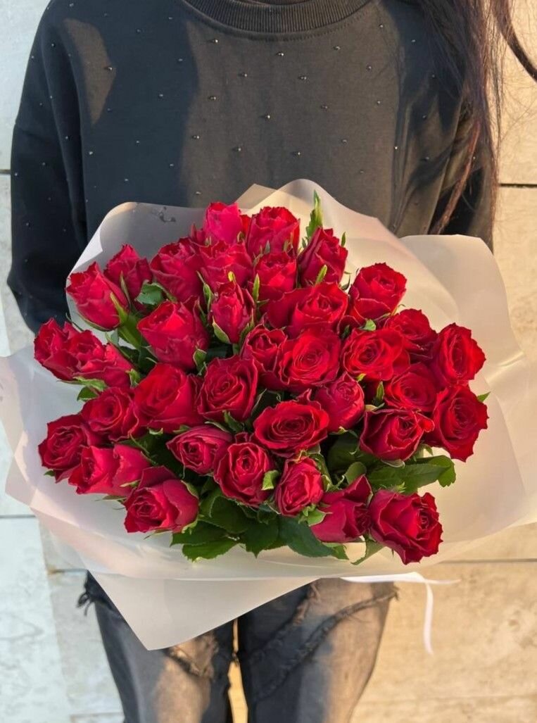 Букет живых цветов / Монобукет / 35 Роз / Цвет красный / Дизайнерская упаковка