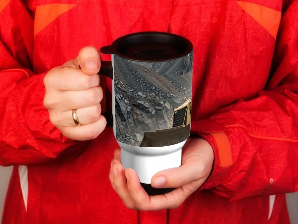 Тремокружка для авто с принтом "Строительный погрузчик в карьере. Жёлтый карьерный спецтранспорт на фоне отвесных скал и серых каменных террас, пыльная дорога, индустриальный." 0.5 л.