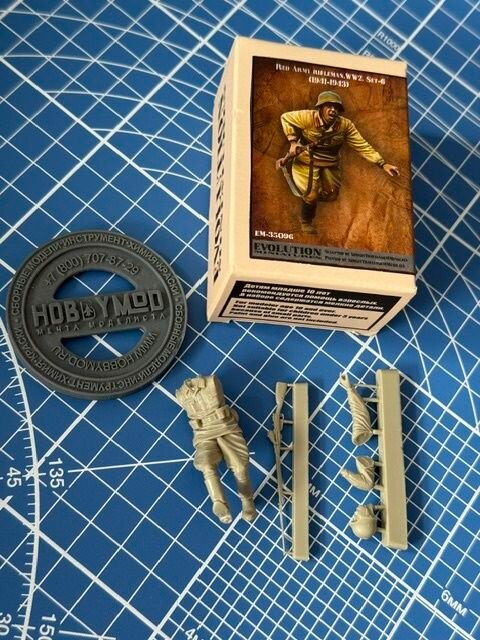 EM-35096 Фигурка для самостоятельной росписи 1:35 Soviet soldier in fight. WW2. (1941 - 1943) Set-6
