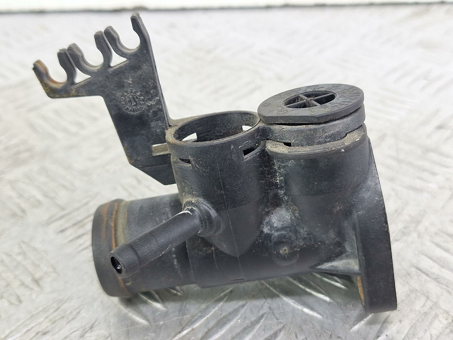 Фланец (тройник) системы охлаждения Volkswagen Golf 3 1999 037121133F