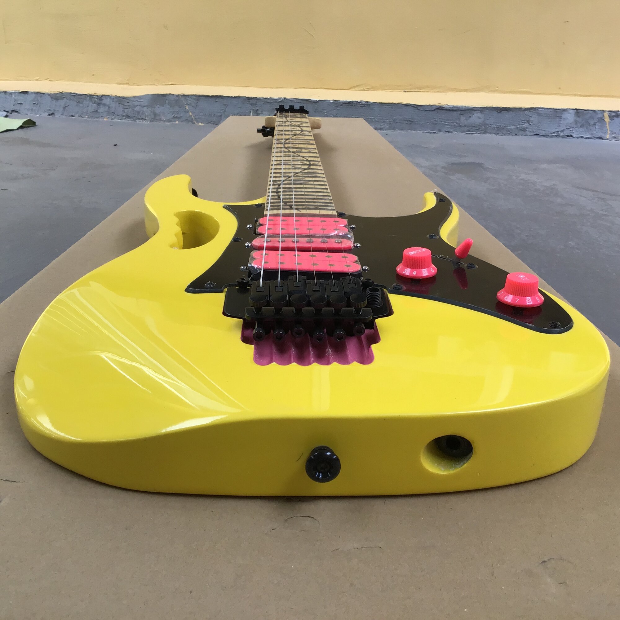 Ibanez Steve Vai новая модель жёлтый корпус розовые звукосниматели HSH флойд роуз цветные инкрустации