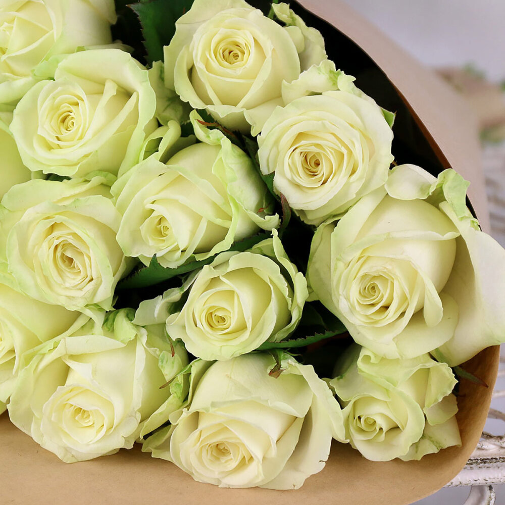 Букет живых цветов из 15 белых роз - аваланж 60 см. Букет Маркет