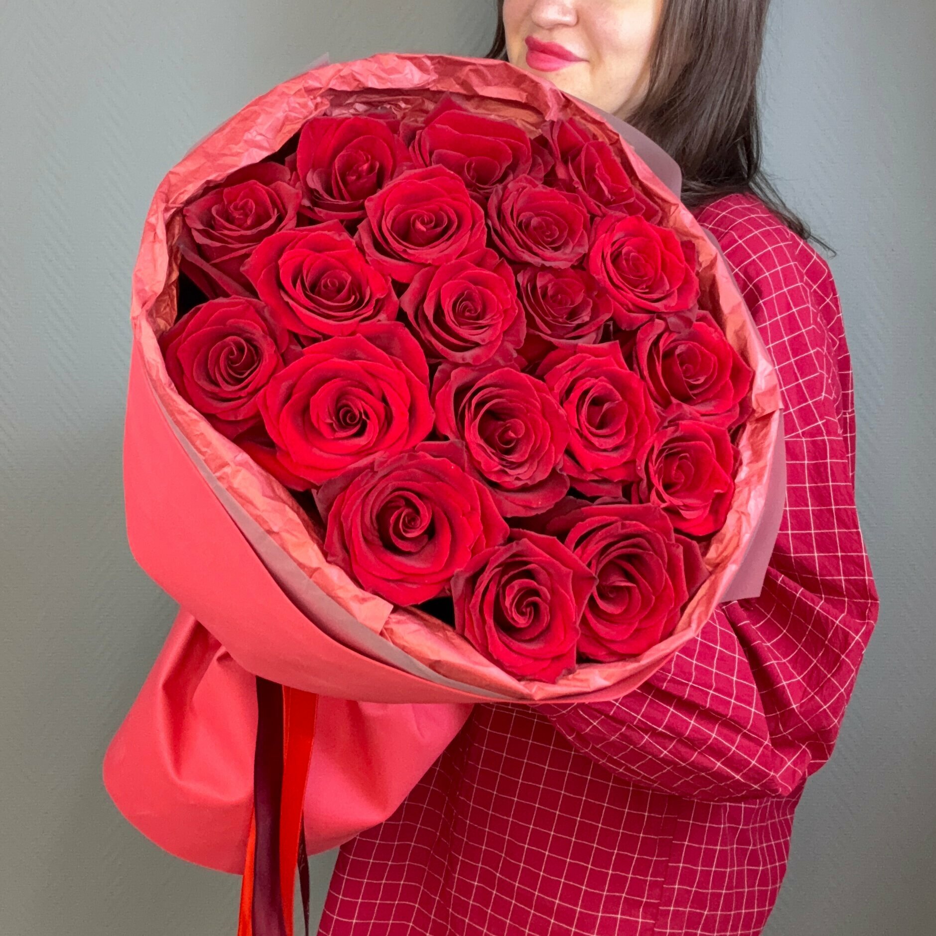 19 красных роз. Ширина букета 25 сантиметров. Высота букета 50 сантиметров