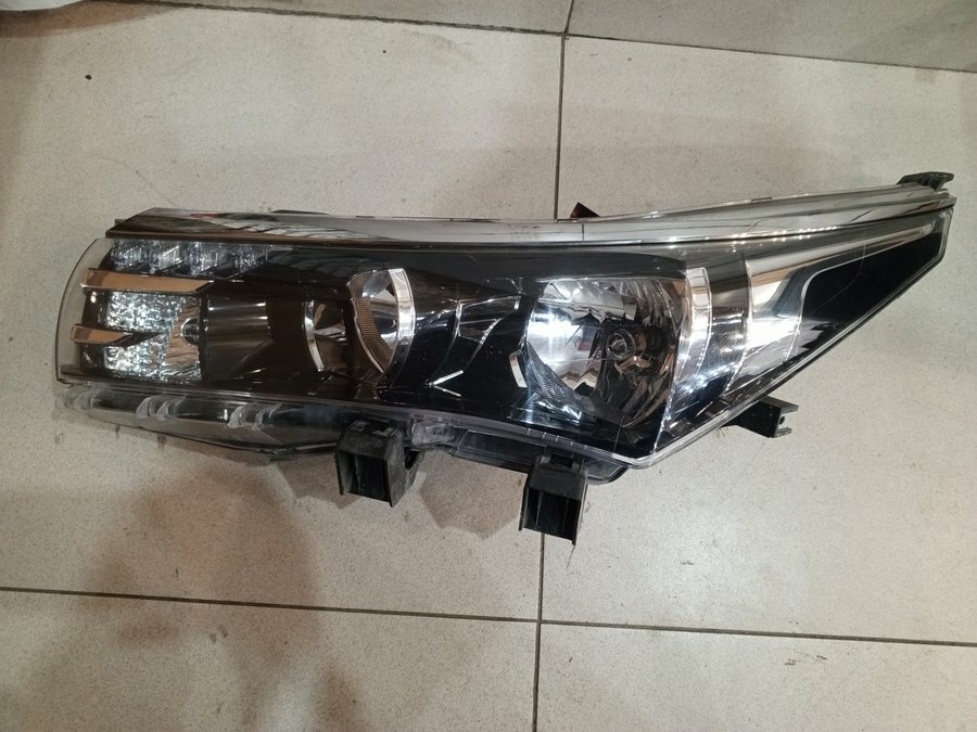 Фара левая от Toyota Corolla E180 2012-2019