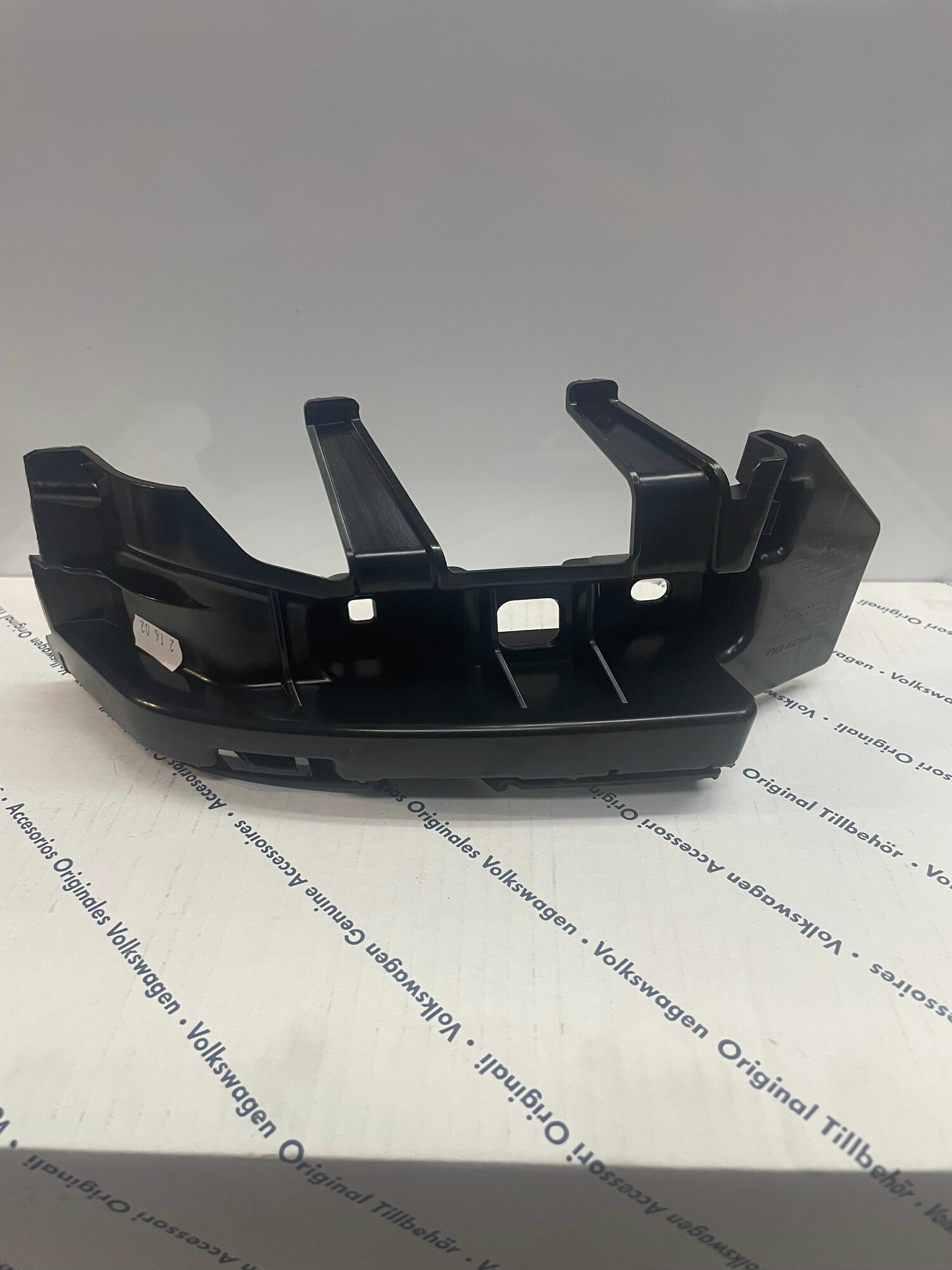 6N5807454A VAG Направляющая заднего бампера правая для VW POLO (RUS) (2020>)