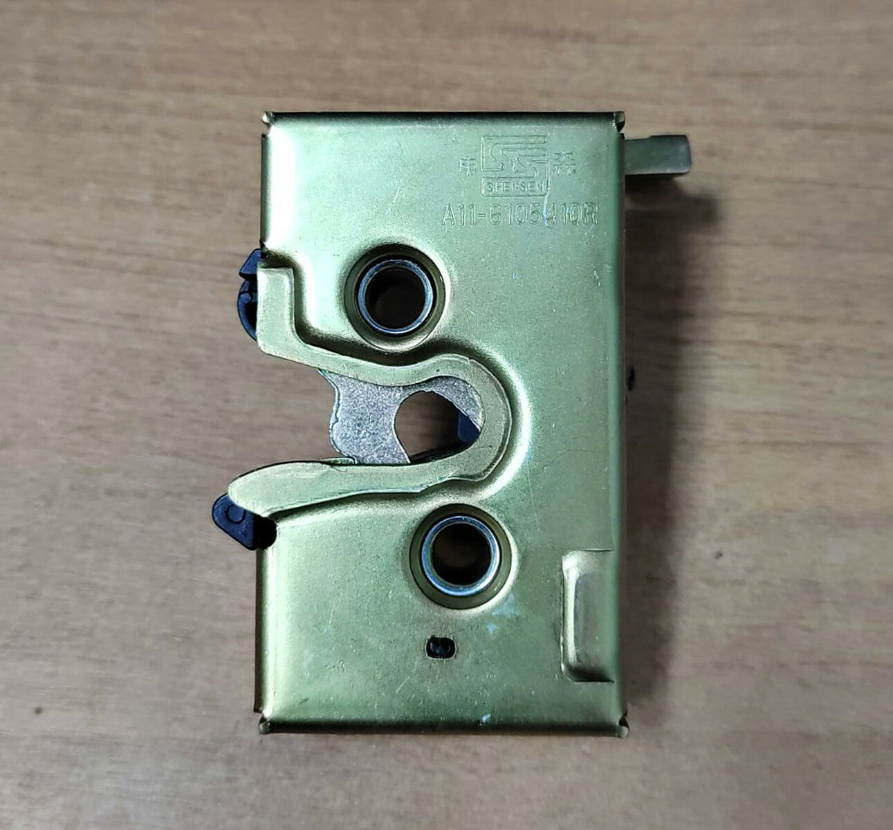 Замок двери передний правый Chery Amulet (Китай)