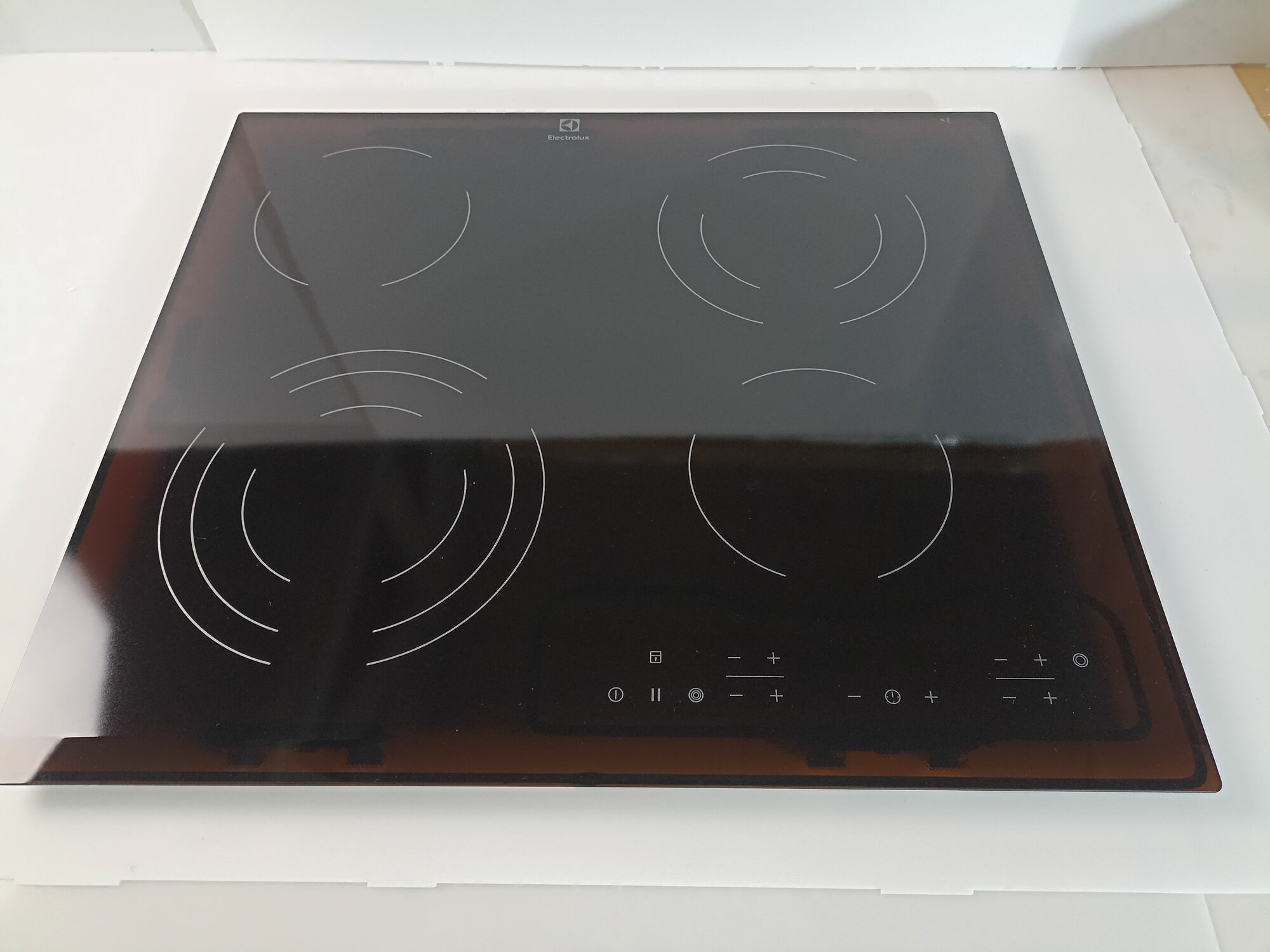 Стекло, для варочной поверхности Electrolux EHF6343FOK. Товар уцененный