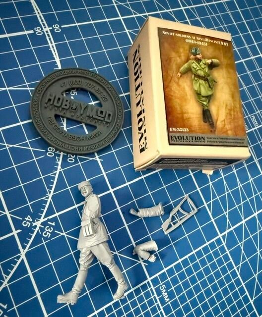 EM-35133 Фигурка для самостоятельной росписи 1:35 Soviet soldier at rest ( dancing ) . WW2. ( 1943 - 1945 )