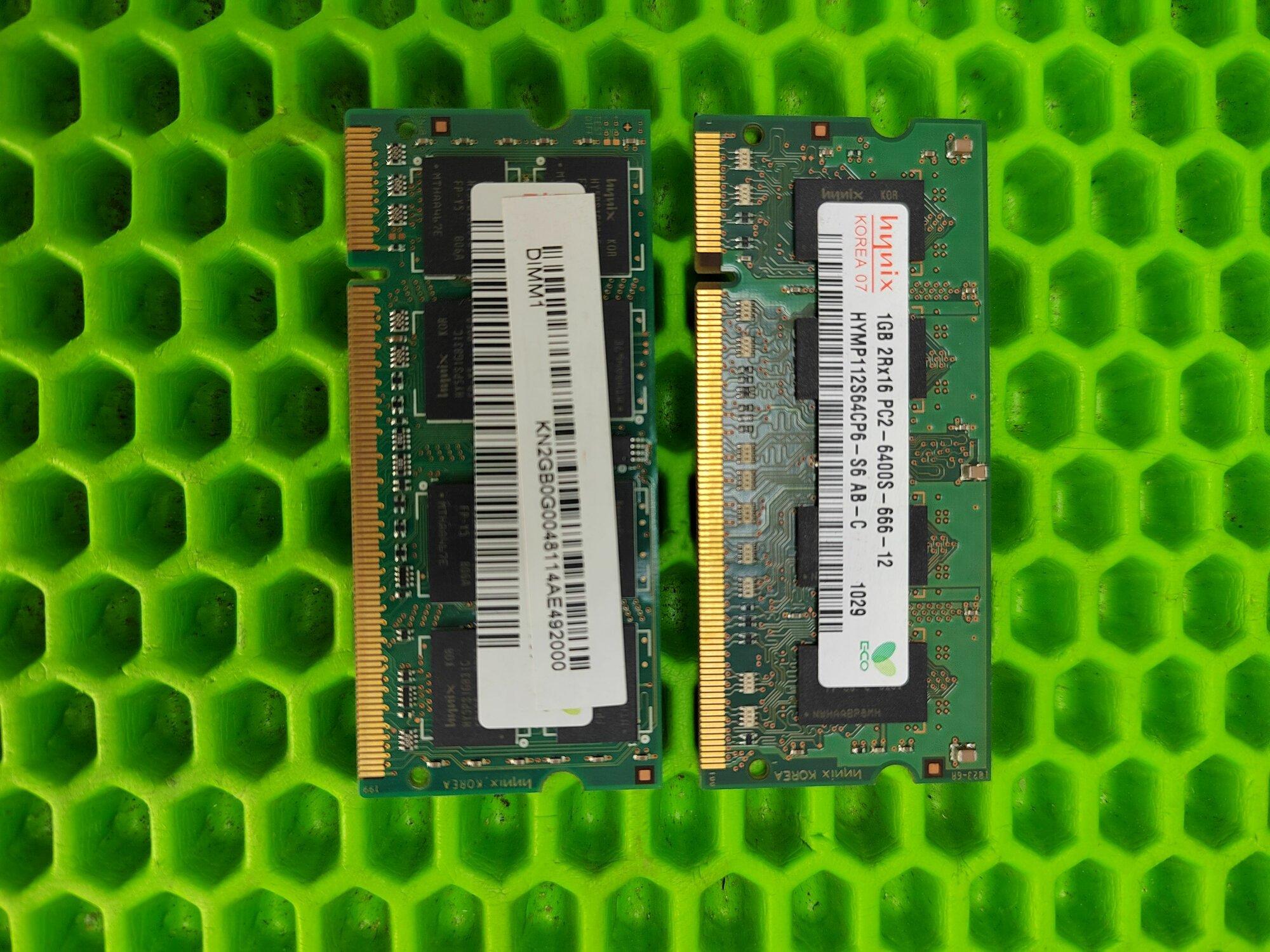 2 планки ОЗУ по 1Гб DDR2 Hynix (итого 2гб)