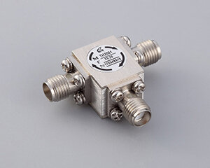 18 GHz to 24.5 GHz, 0.6 dB Insertion Loss, 18 dB Isolation, SMAK Coaxial Series Isolator