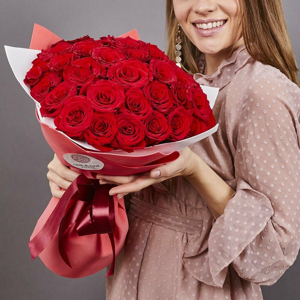 Монобукет из 39 красных роз FLORY LOVE. Стильный, элегантный букет.