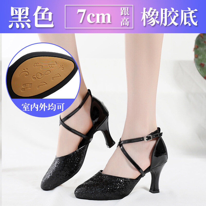 Спортивные туфли