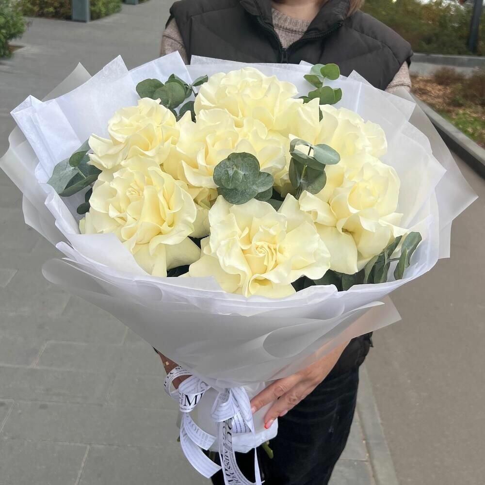 Букет из белых французских роз, 7 штук, с эвкалиптом - римская роза