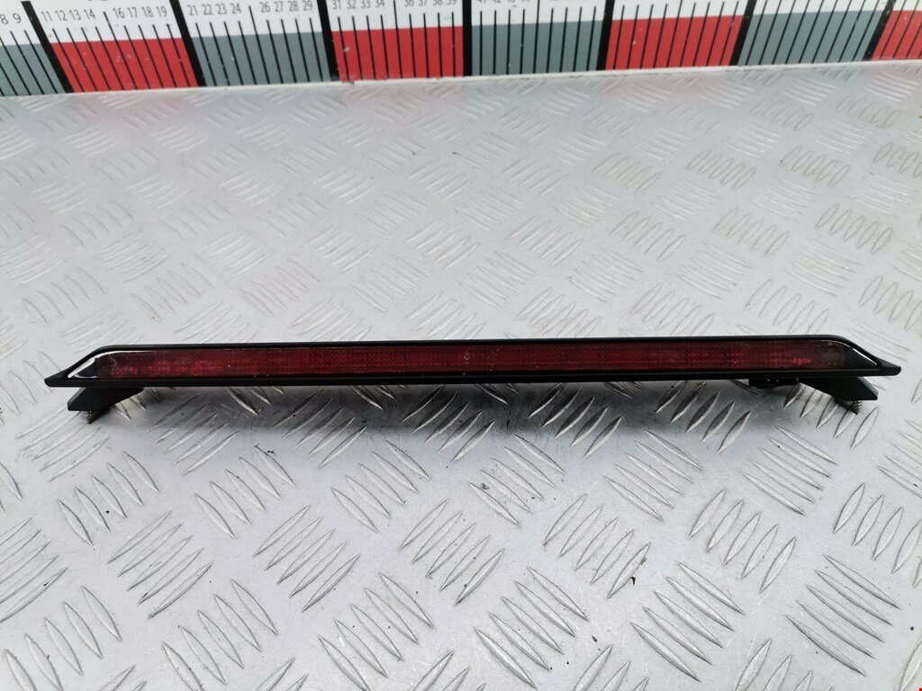 Фонарь дополнительный тормозной (стоп-сигнал) Volkswagen Golf 4 1J6945131C арт. 1969677