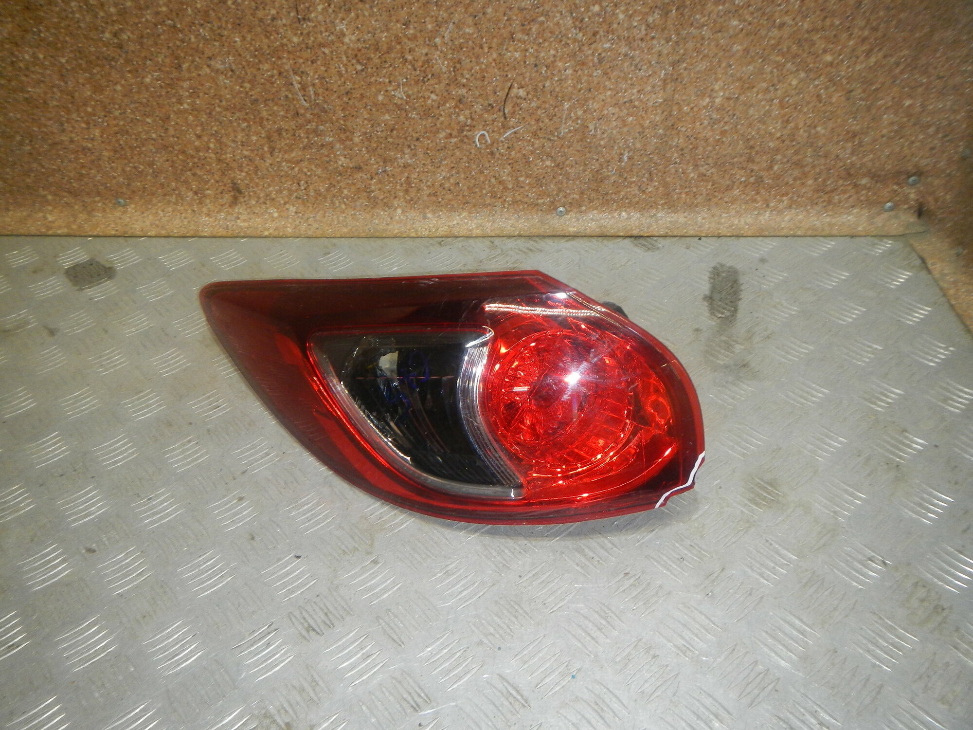 Б/У Фонарь задний левый, Mazda (Мазда)-CX-5 (12-) MAZDA CX-5 (12-) Дубликат, царапины, нет куска стекла, поврежден отраж...