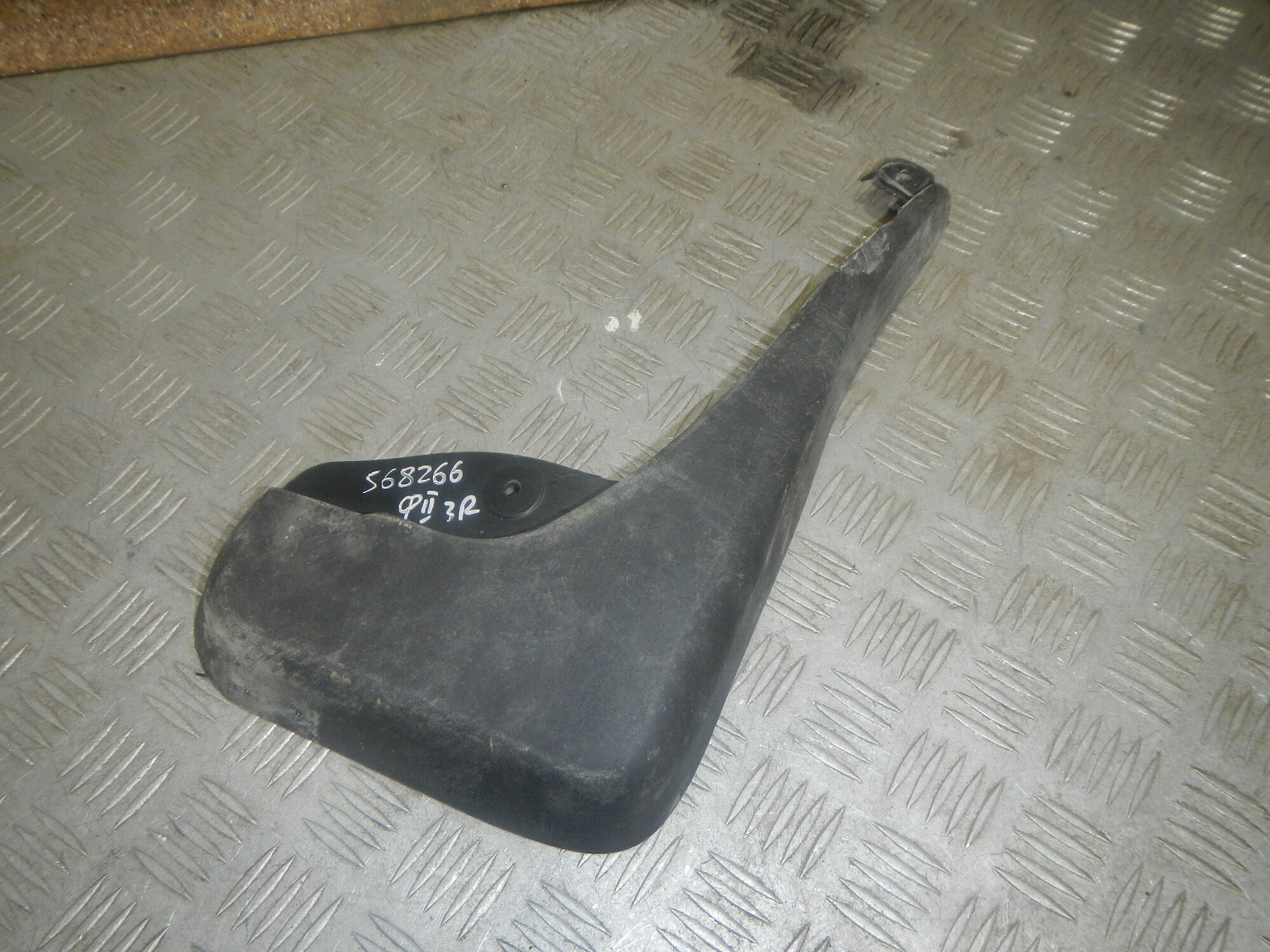Б/У Брызговик задний правый, Ford (Форд)-FOCUS 2 (05-08) FORD FOCUS 2 (05-08) Дубликат, царапины. 568266 FORD арт. 5M5J2...