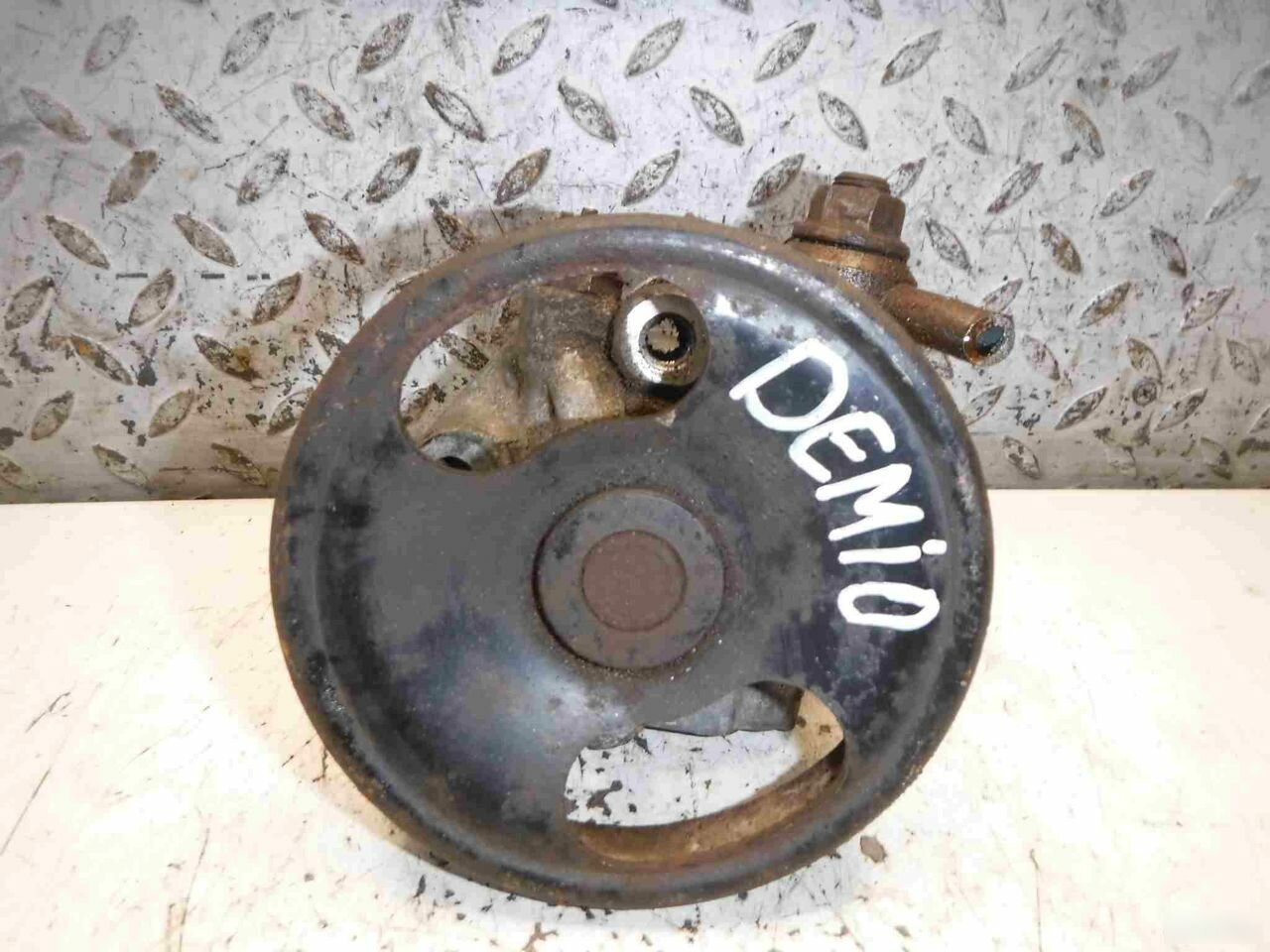 Насос гидроусилителя Mazda Demio DW (1996—2003) D20132650C