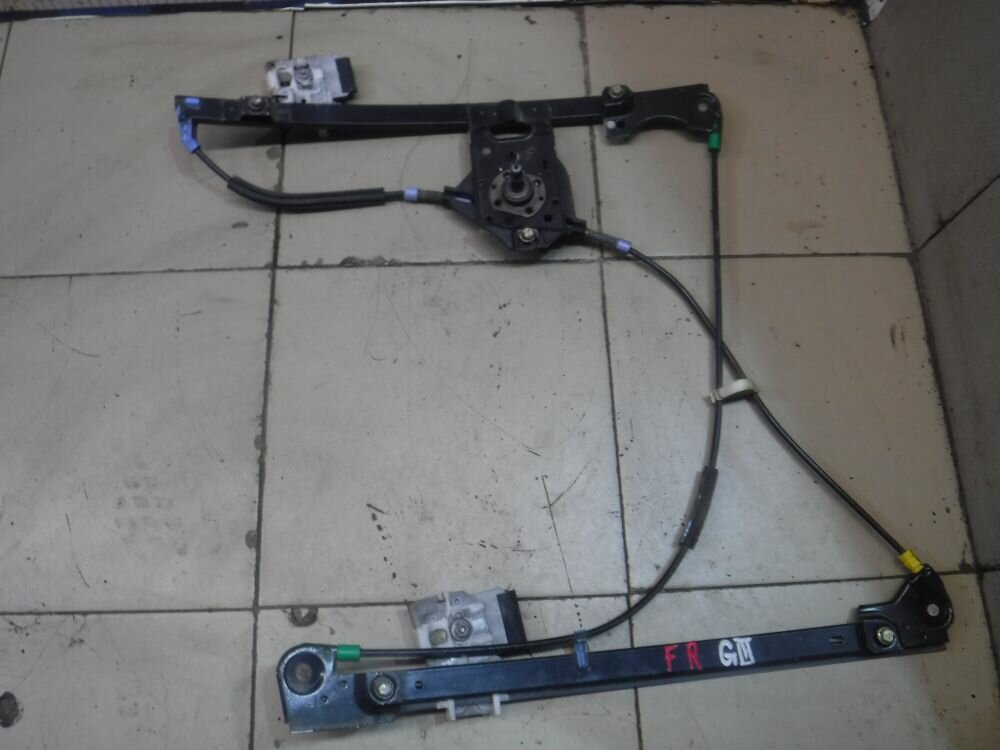 Стеклоподъемник передний правый VW Golf III 1H0837402B