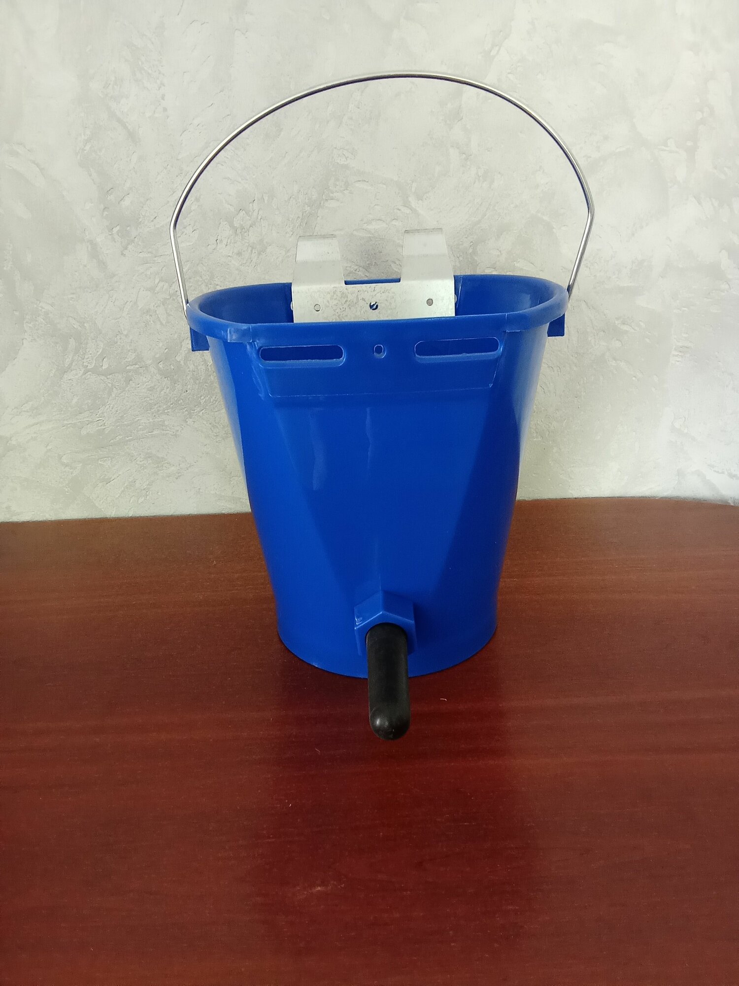 Ведро для выпойки телят с 1 соской.