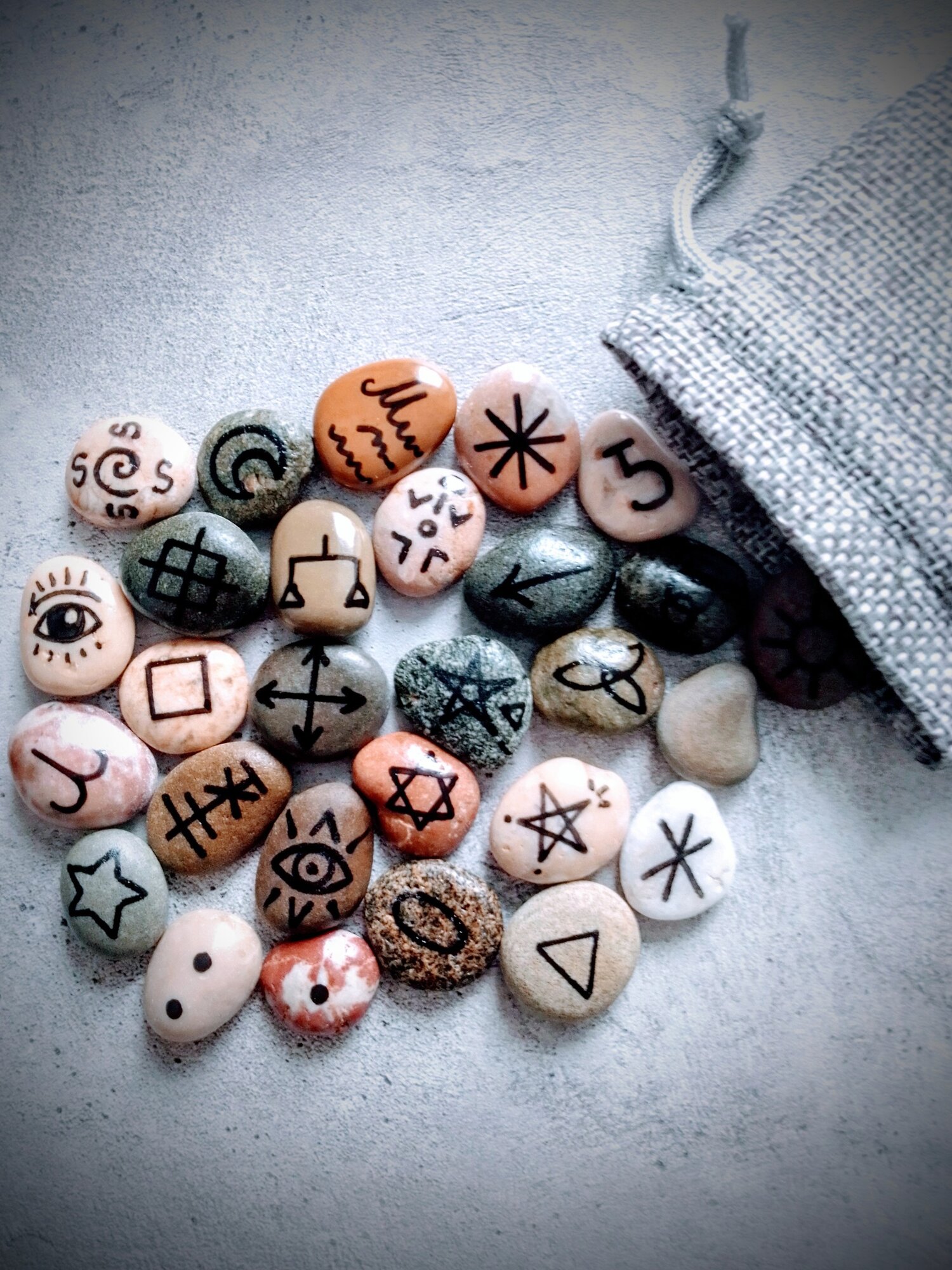 Ведьмины руны 28 шт. из камня мини 1,5 - 2см в мешочке. Ручная работа.