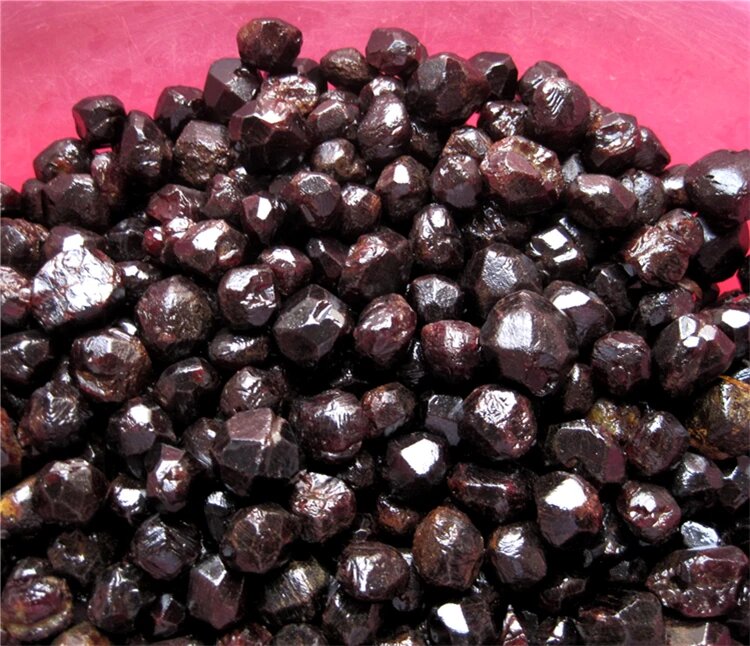 Красный гранат кварцевый кристалл 100 г RongDe Jewelry