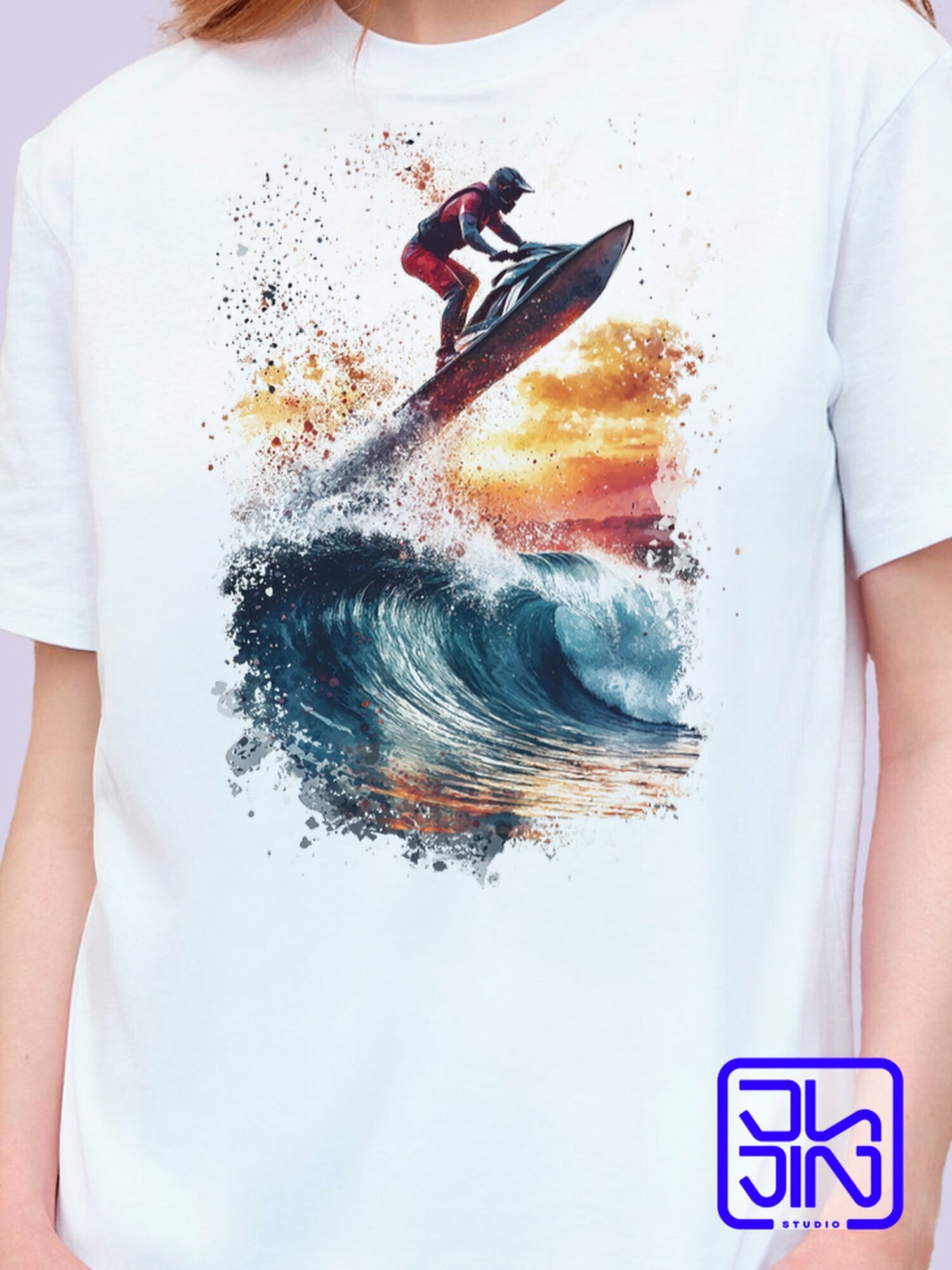 Футболка классическая женская с авторским принтом Гидроцикл экстрим на пляжной синей морской волне с крутой яркой волной, белый хлопковый трикотаж с прикольным рисунком на груди