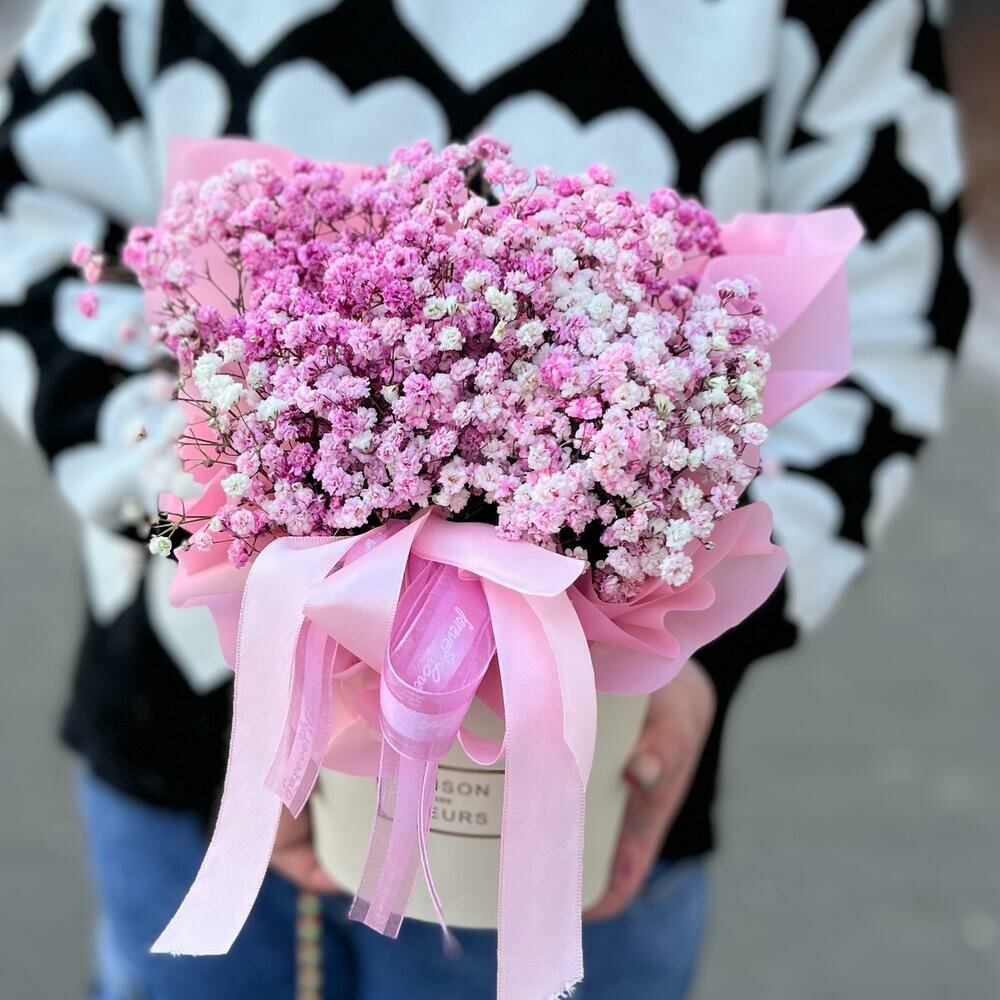 Композиция из розовых гипсофил в коробке с бантом - Plaza Flowers