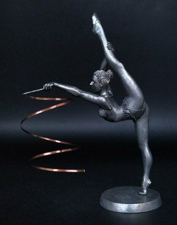 Оловянная миниатюра «Гимнастка», ручная работа, техника чернения, роспись, 9,1 см, олово