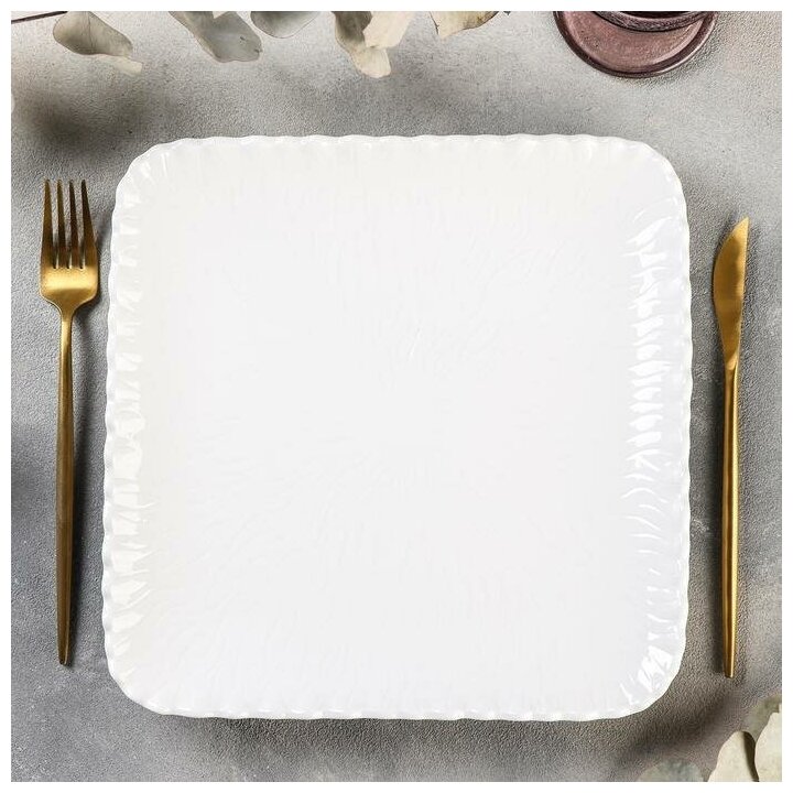 Тарелка фарфоровая квадратная Magistro «Цветок Бланш», 26,5×26,5 см, цвет белый