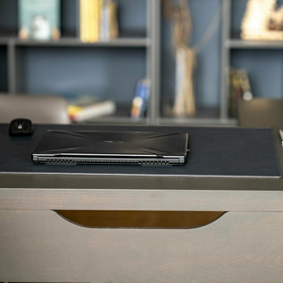 Подставка кожаная на письменный и журнальный стол, Ogmore Slate by Audmorr, Размер - A2- 40x60 см, натуральная кожа, графитовый