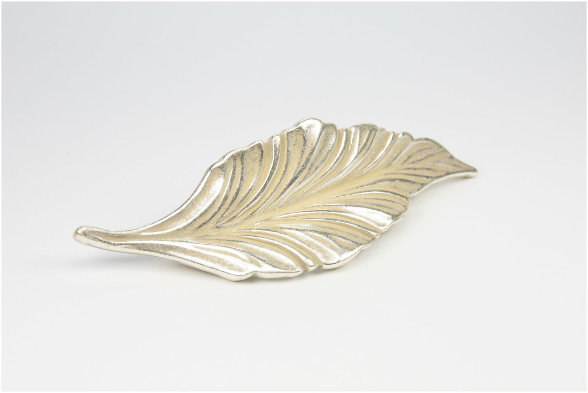 Ручка мебельная скоба Дафна 32мм левая ROBERTO MARELLA восточное серебро