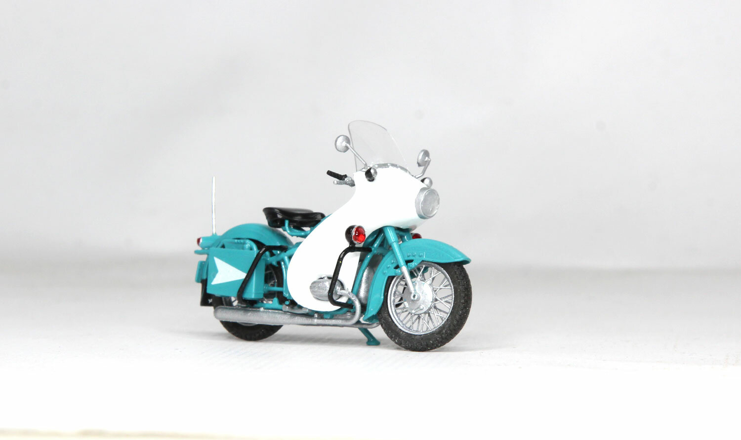 М-100 мотоцикл одиночный (бело-зелёный) модель в масштабе 1:43