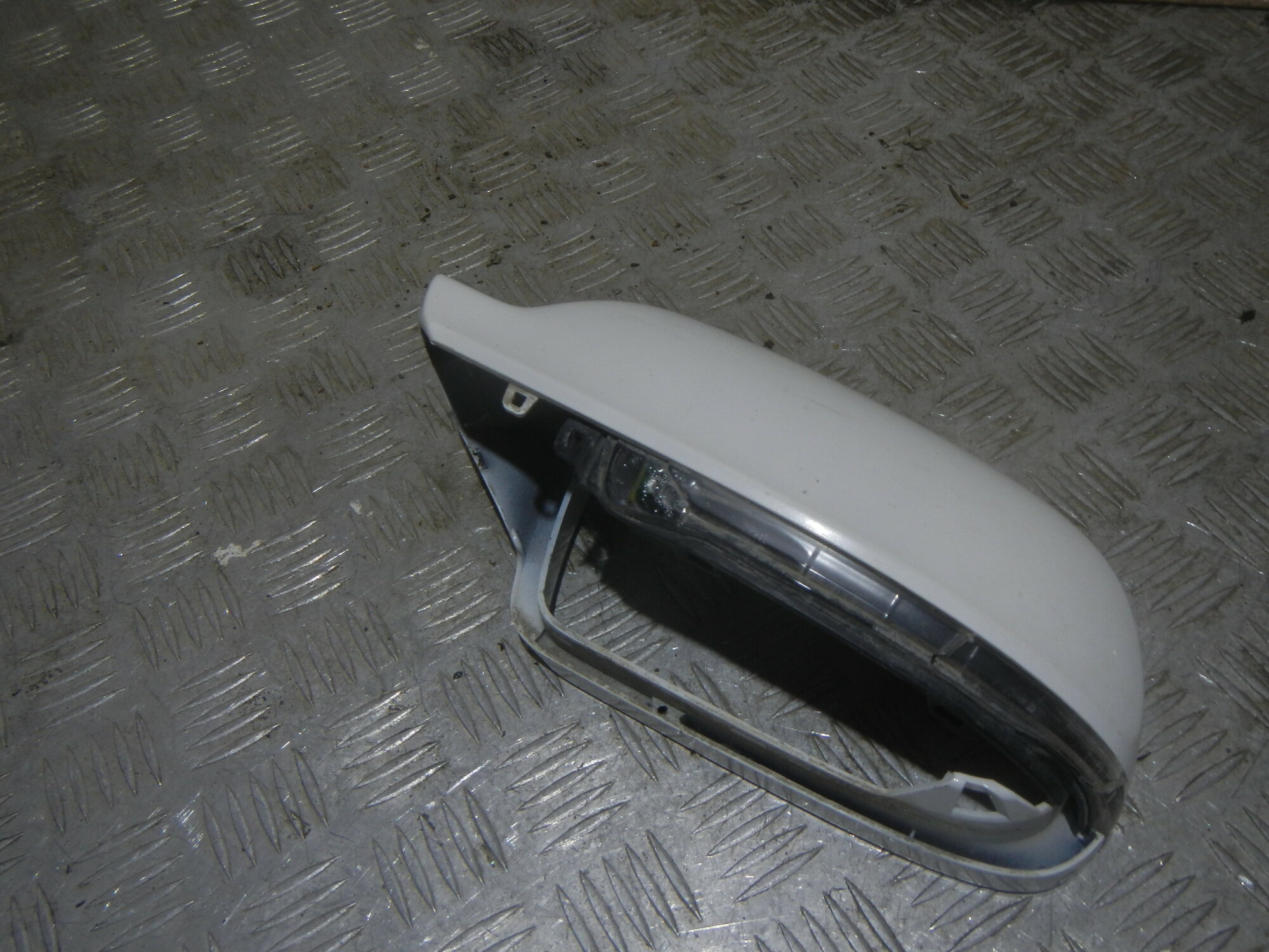 Б/У Крышка зеркала левая, Audi (Ауди)-A3 (8PA) (04-) AUDI A3 (8PA) (04-) Царапины,сломано два крепления. 349973 VAG арт....