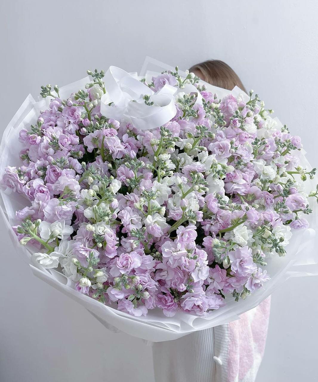 Большой пышный букет из аромтной нежной кустовой маттиолы 25 шт. от FlowersGo