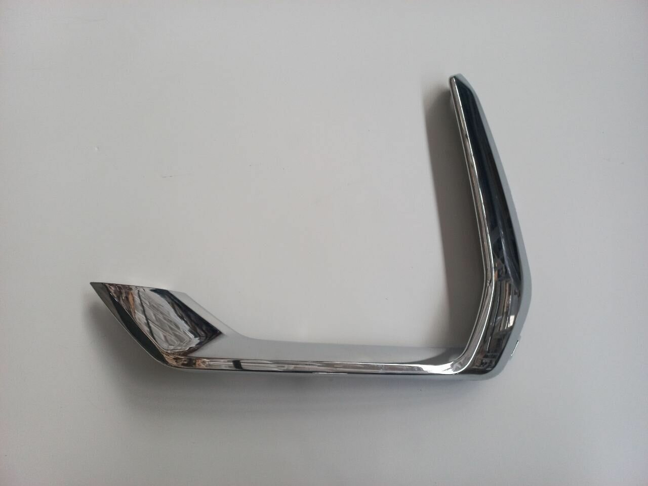 Молдинг бампера переднего левый (хром) Geely Monjaro [2.0 16V 8AT внедорожник 4X4 Turbo] 6010203900