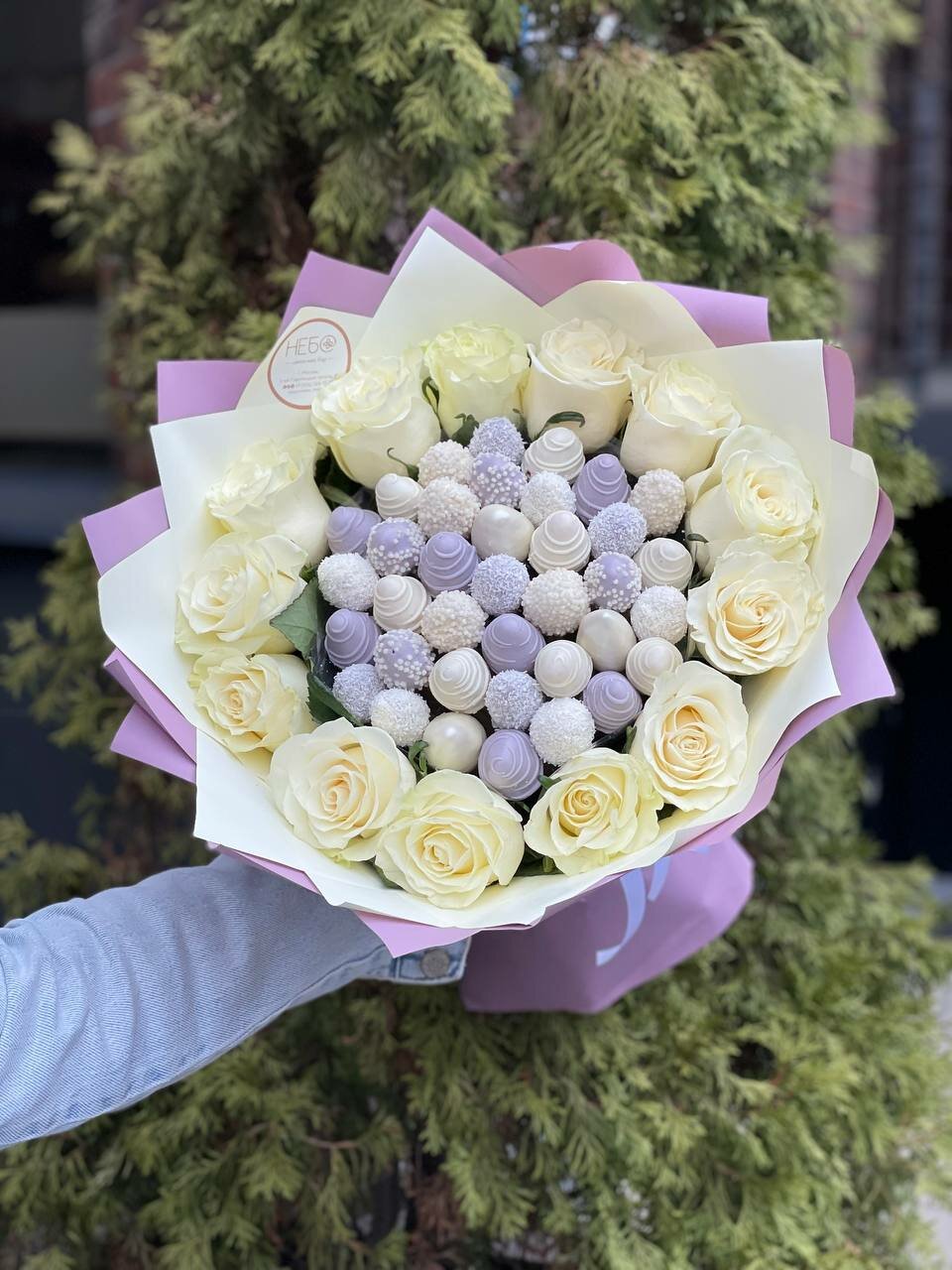 Букет с клубникой в белом и фиолетовом шоколаде, кокос, белый воздушный рис, 400 г, 13 роз, Lilac 3