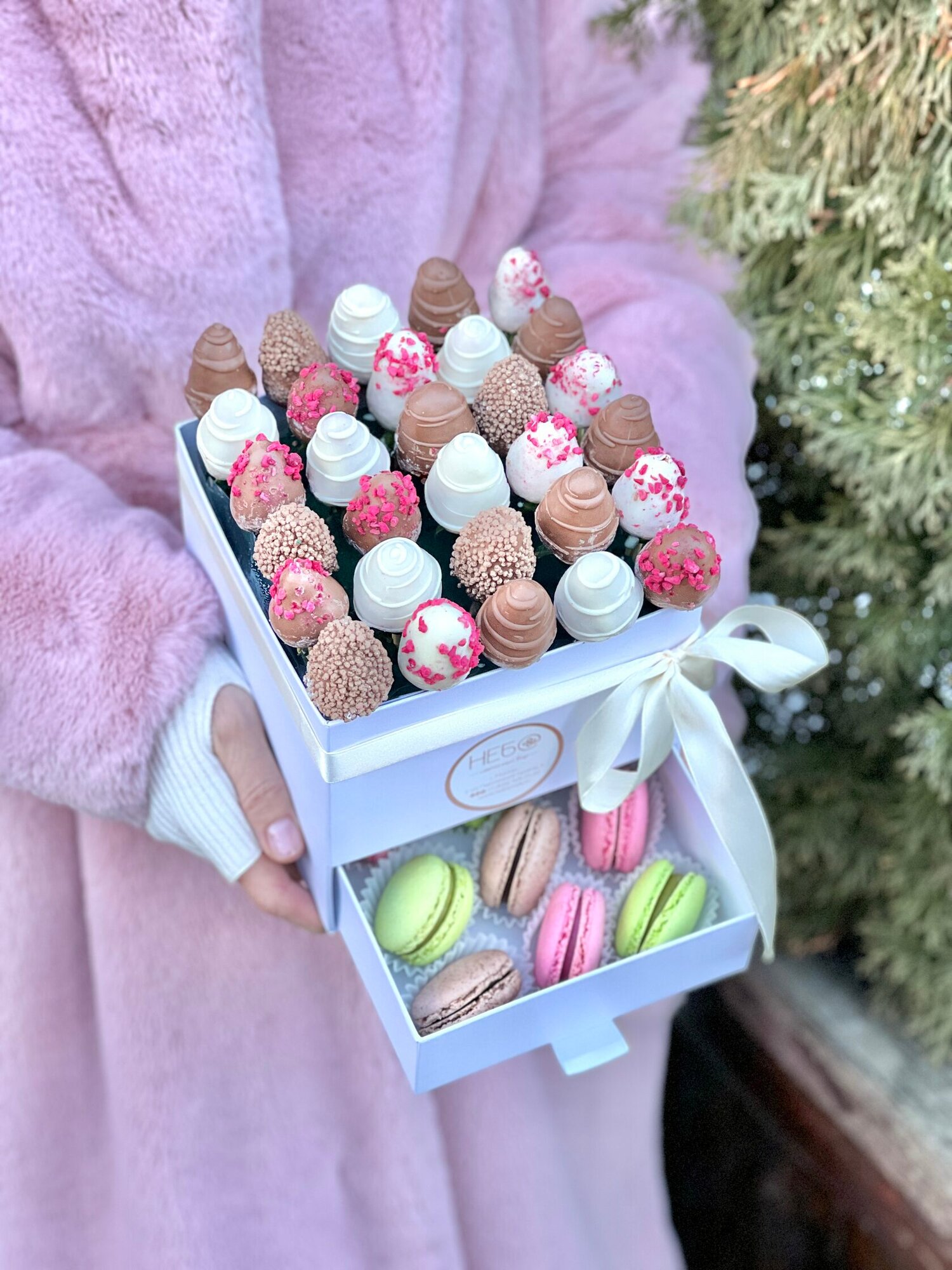 Шкатулка с клубникой в белом и молочном шоколаде, малина, темный воздушный рис, 9 макаронс, Romance 1, М размер