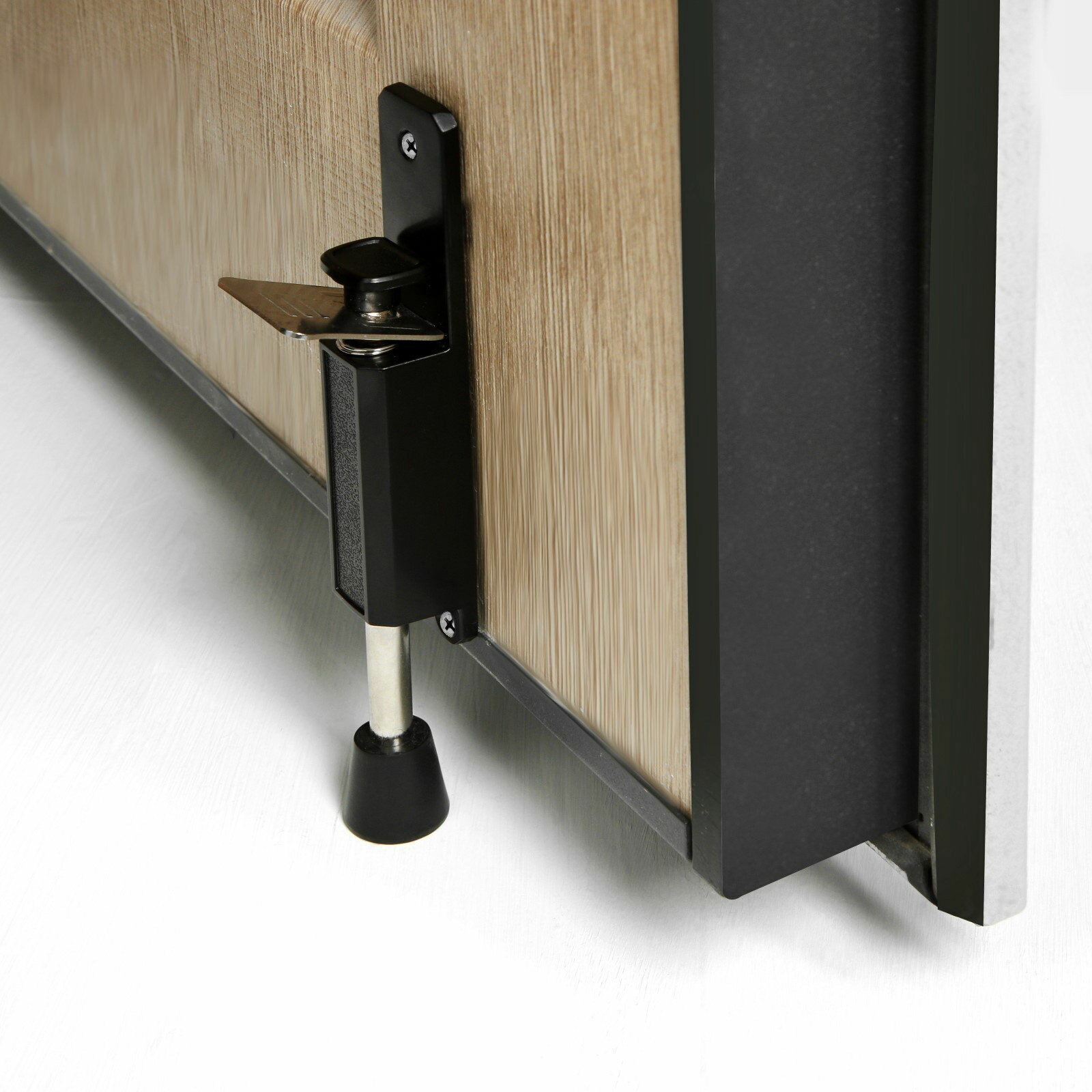 Дверной стопор цвет черный, цвет: чёрный, тип: стопор, покрытие: порошковое