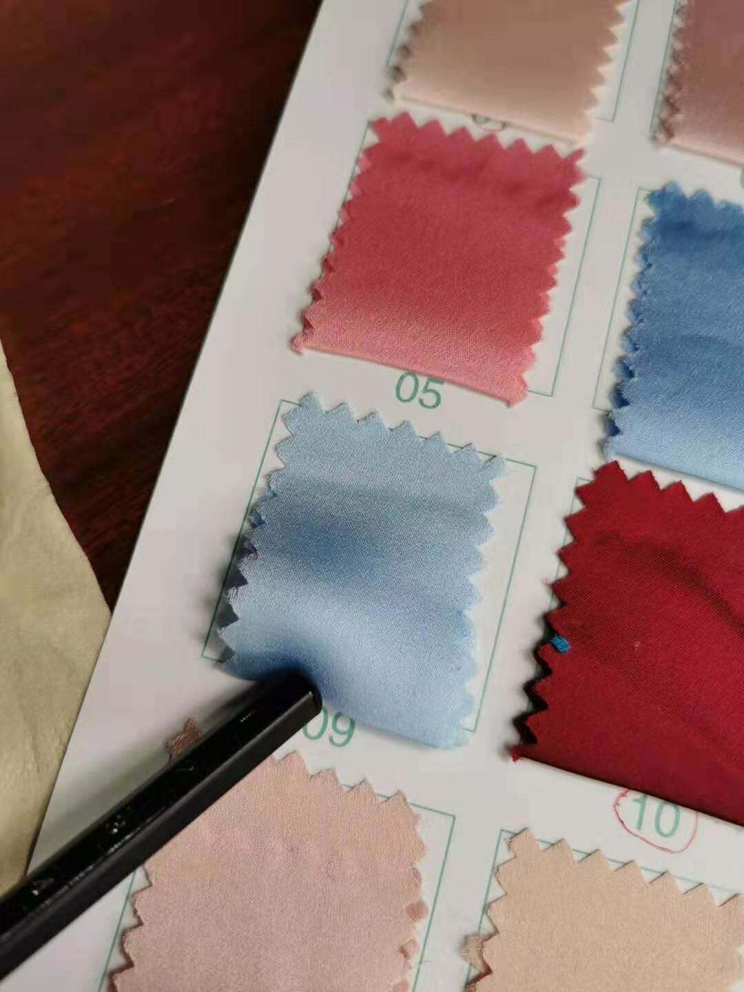 Простой креп-сатин 16/19 монме, ширина 114 см, 100% шелк тутового дерева, полный шелковый материал для оптовой одежды