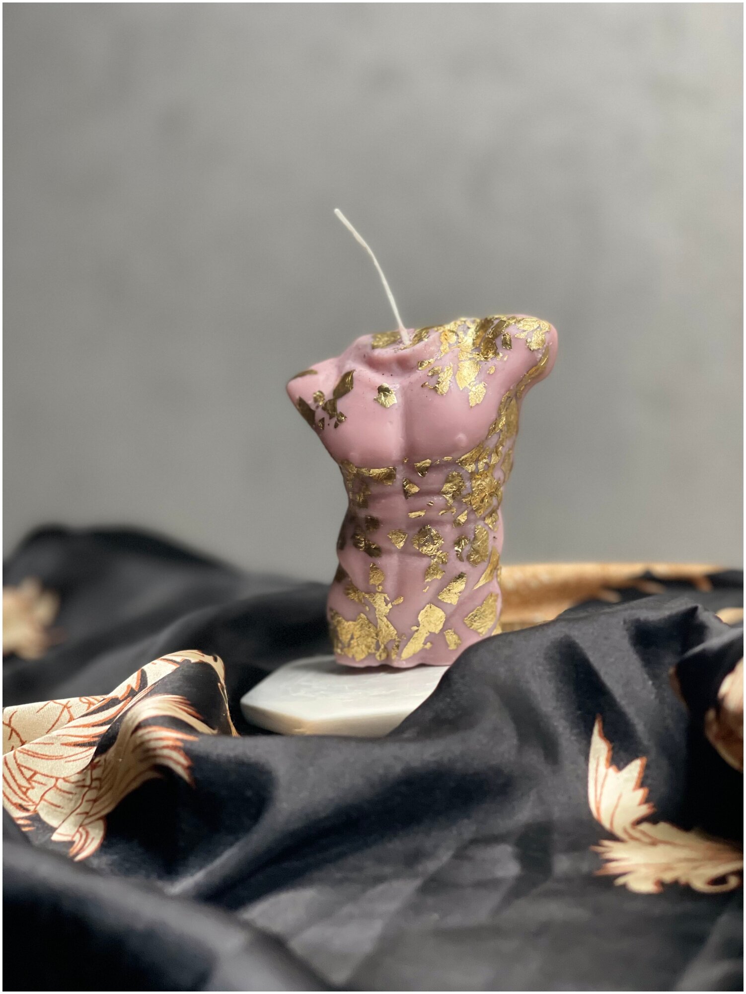 Свеча соевая ароматическая фигурная "Мужской торс", розово-сиреневый, покрытый поталью, 10 см