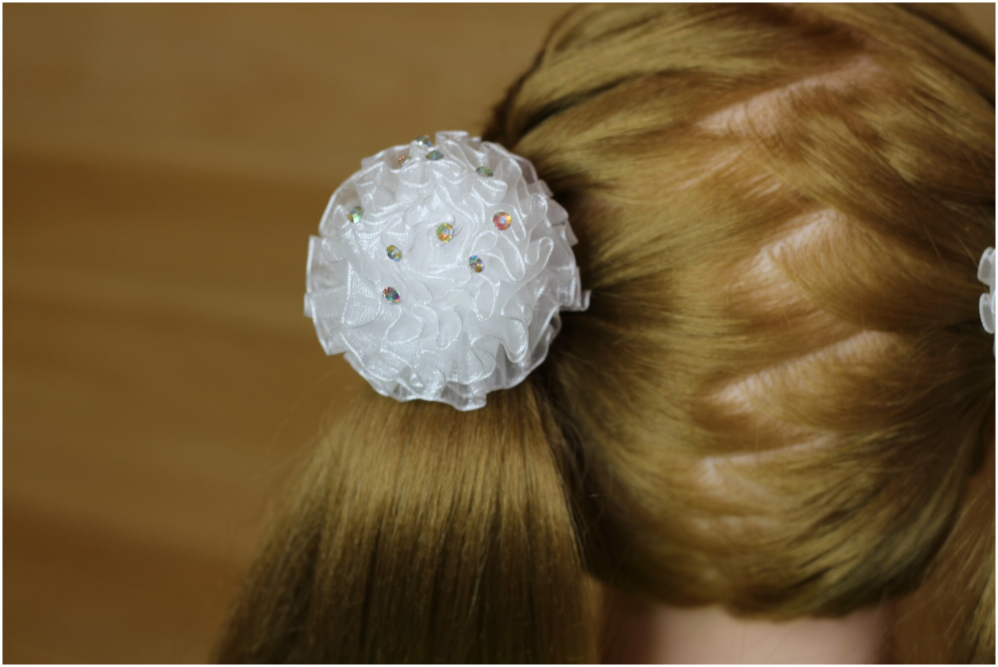 Банты для девочки школьные белые, бант для первоклассницы, белые шары со стразами, бант первоклассницы на резинке, ажурный бантик