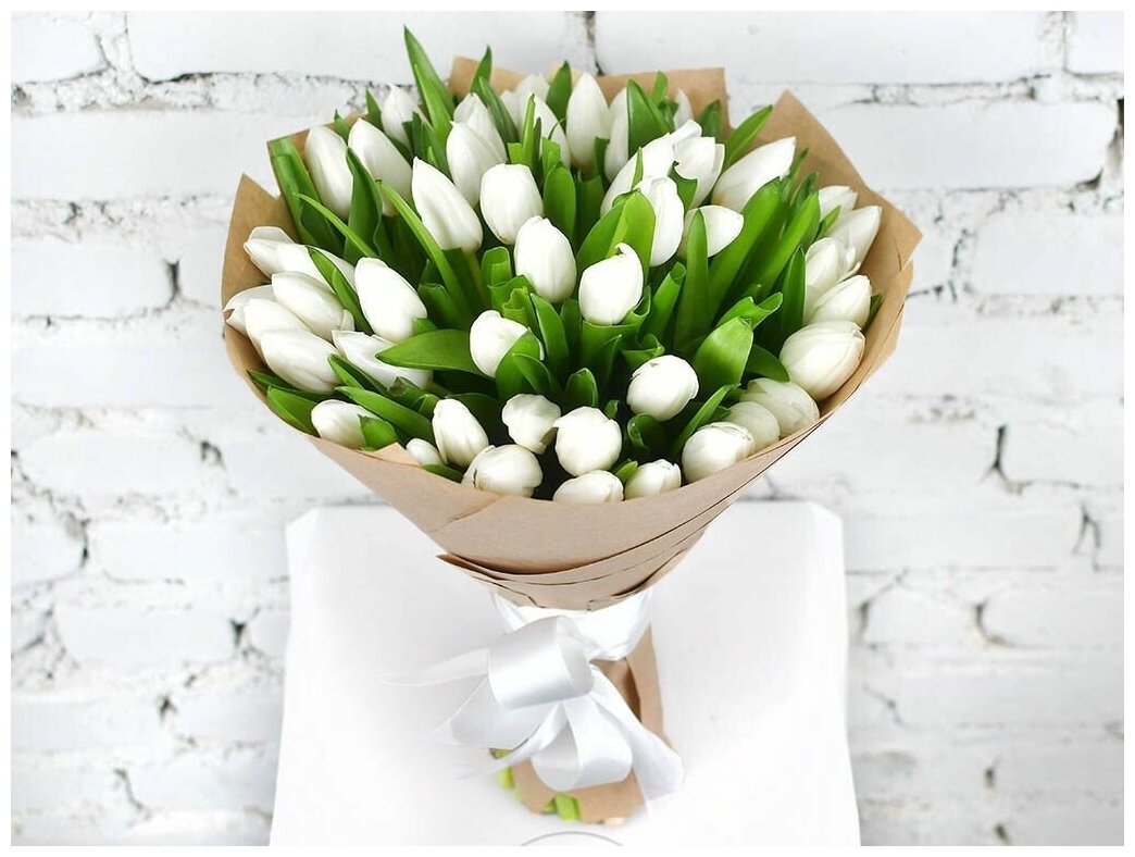 Букет 51 белый тюльпан в крафте
