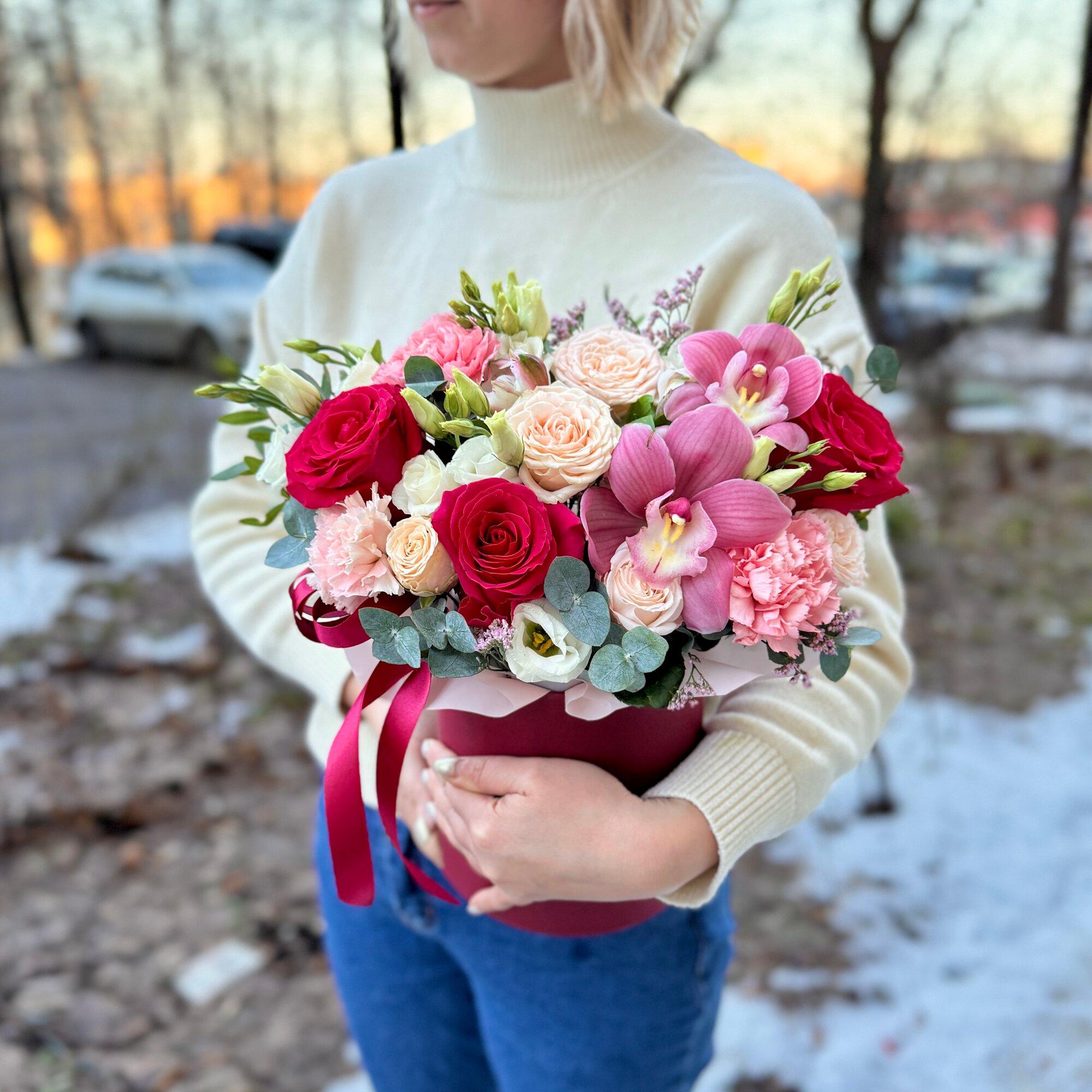 Авторская композиция из свежих цветов в коробке, розы, орхидеи и диантусы, 30см