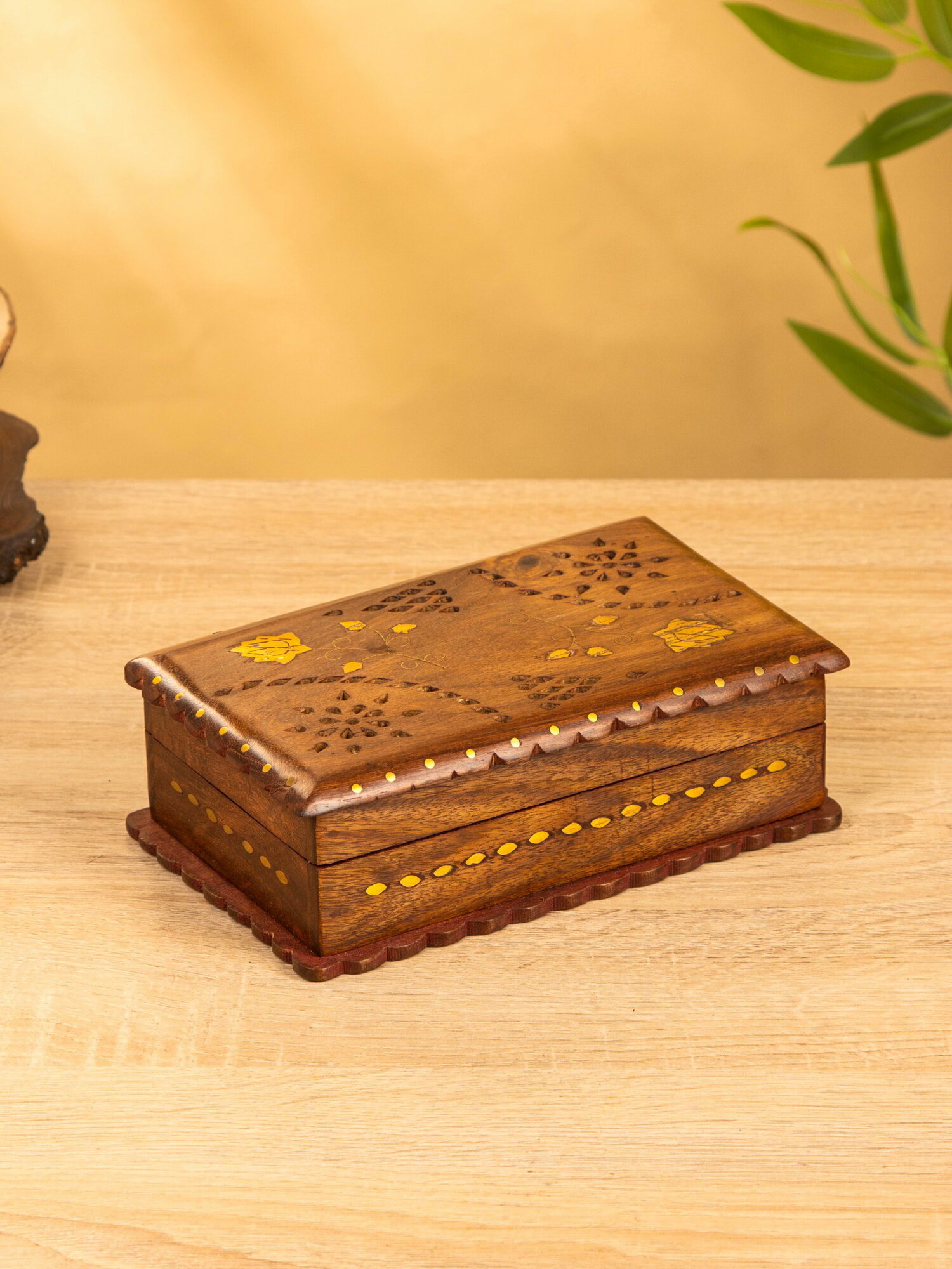 Шкатулка резная "Флористика", 20x12.5x6.5 см, дерево шишам, цвет: коричневый