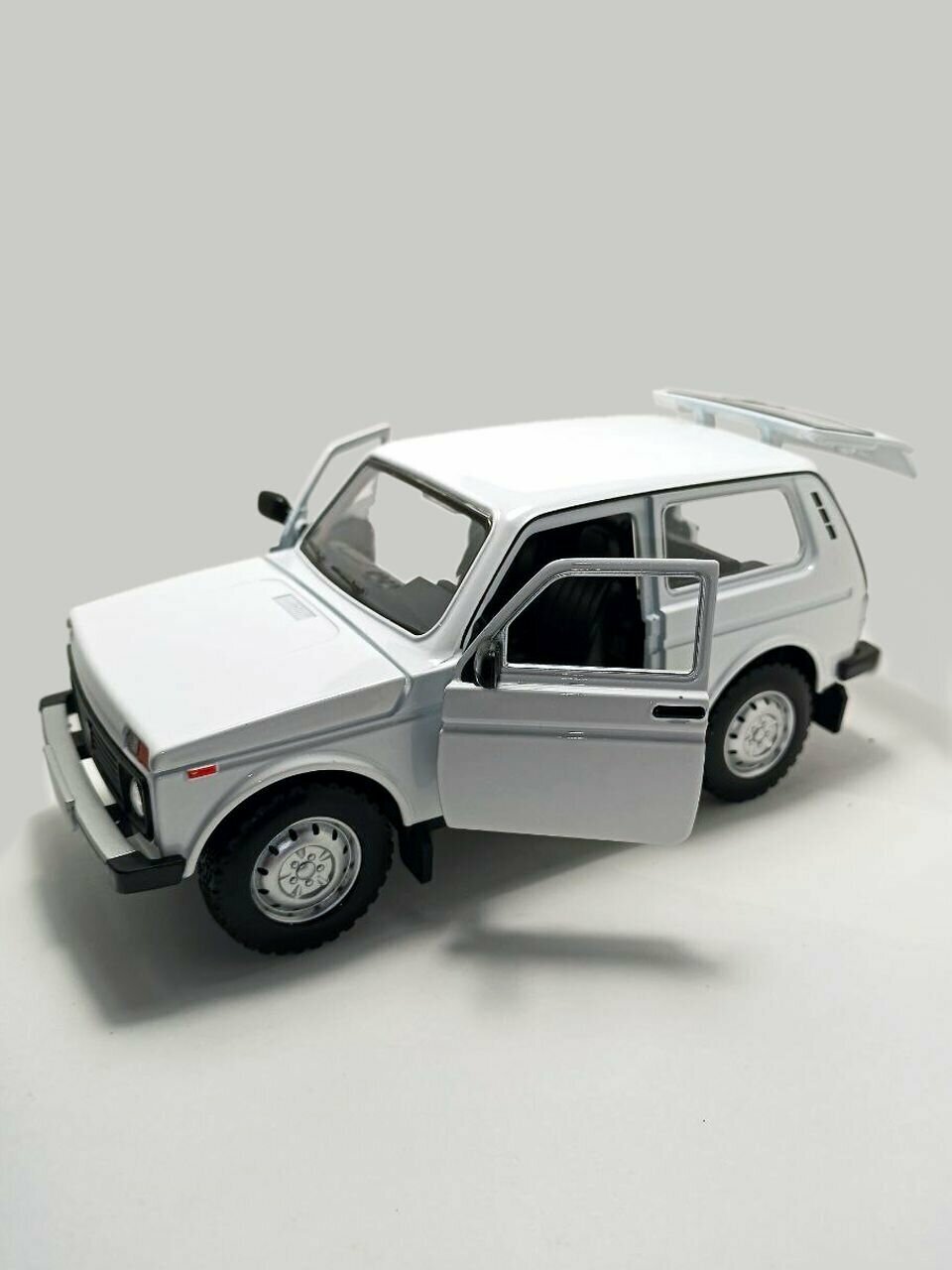 Модель автомобиля Нива ВАЗ 2121 коллекционная металлическая игрушка масштаб 1:24 белый