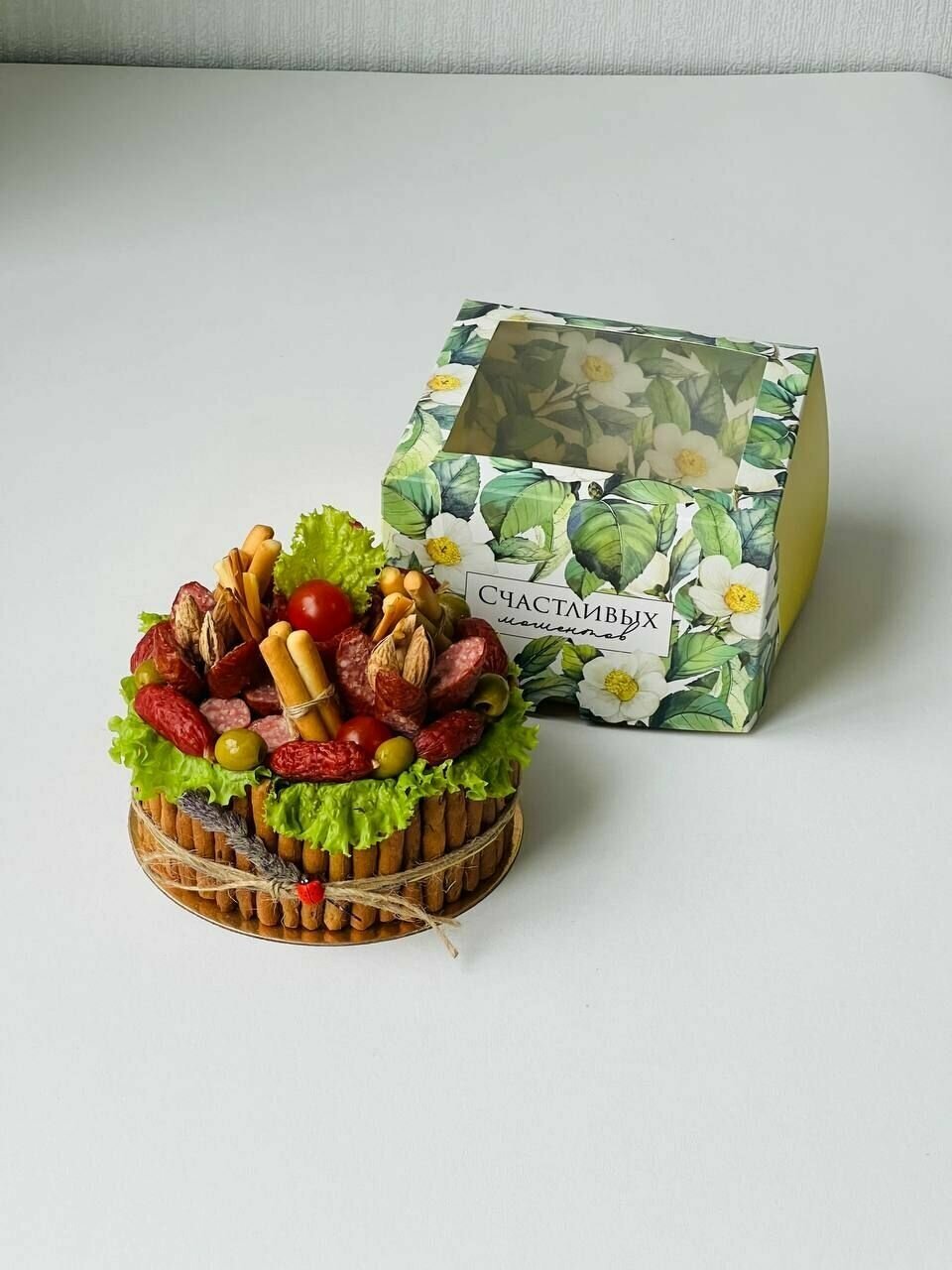 Подарок маме / Колбасный бенто торт / Съедобный букет