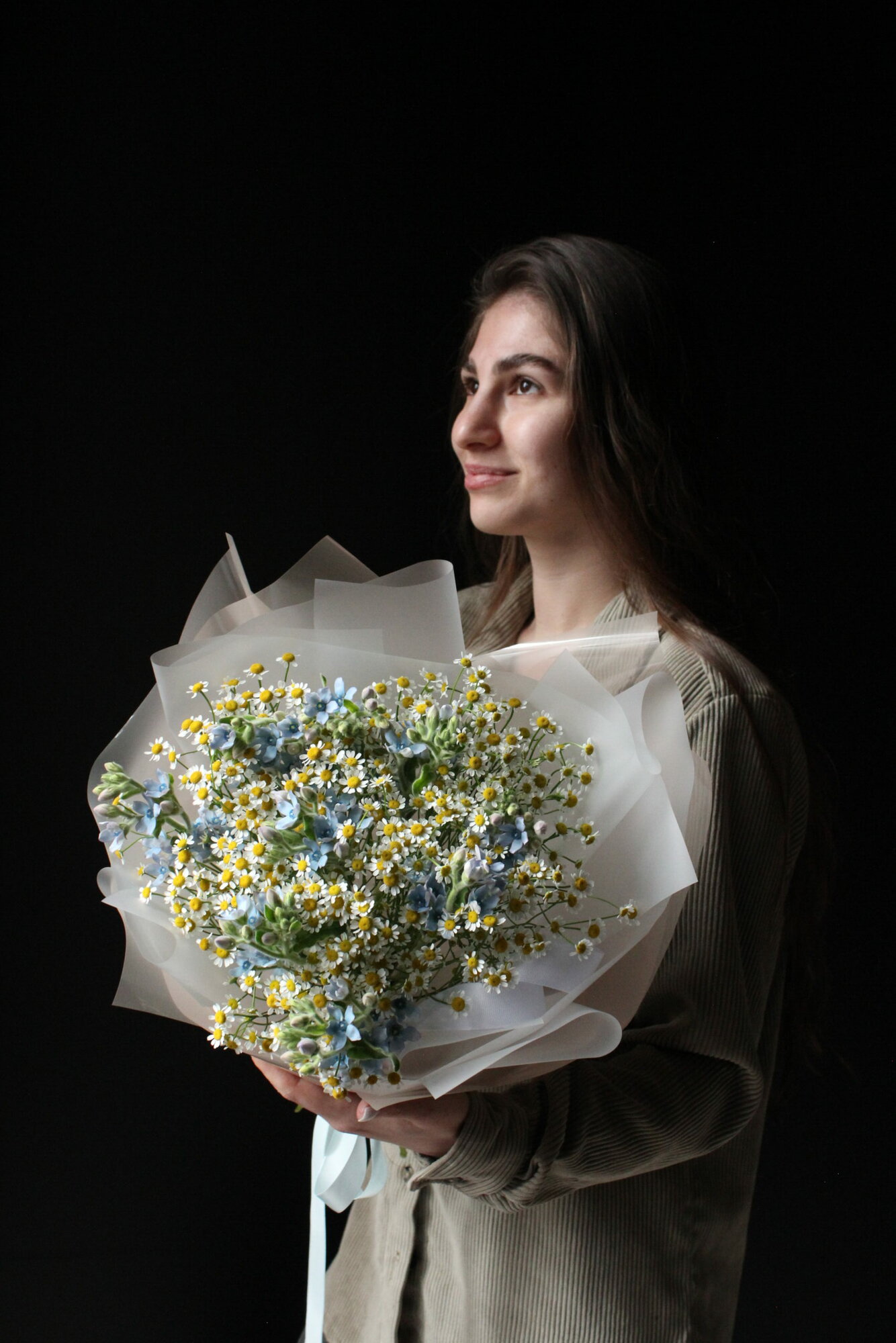 Летний полевой букет из ромашек и оксипеталума от студии цветов klumba.moscow